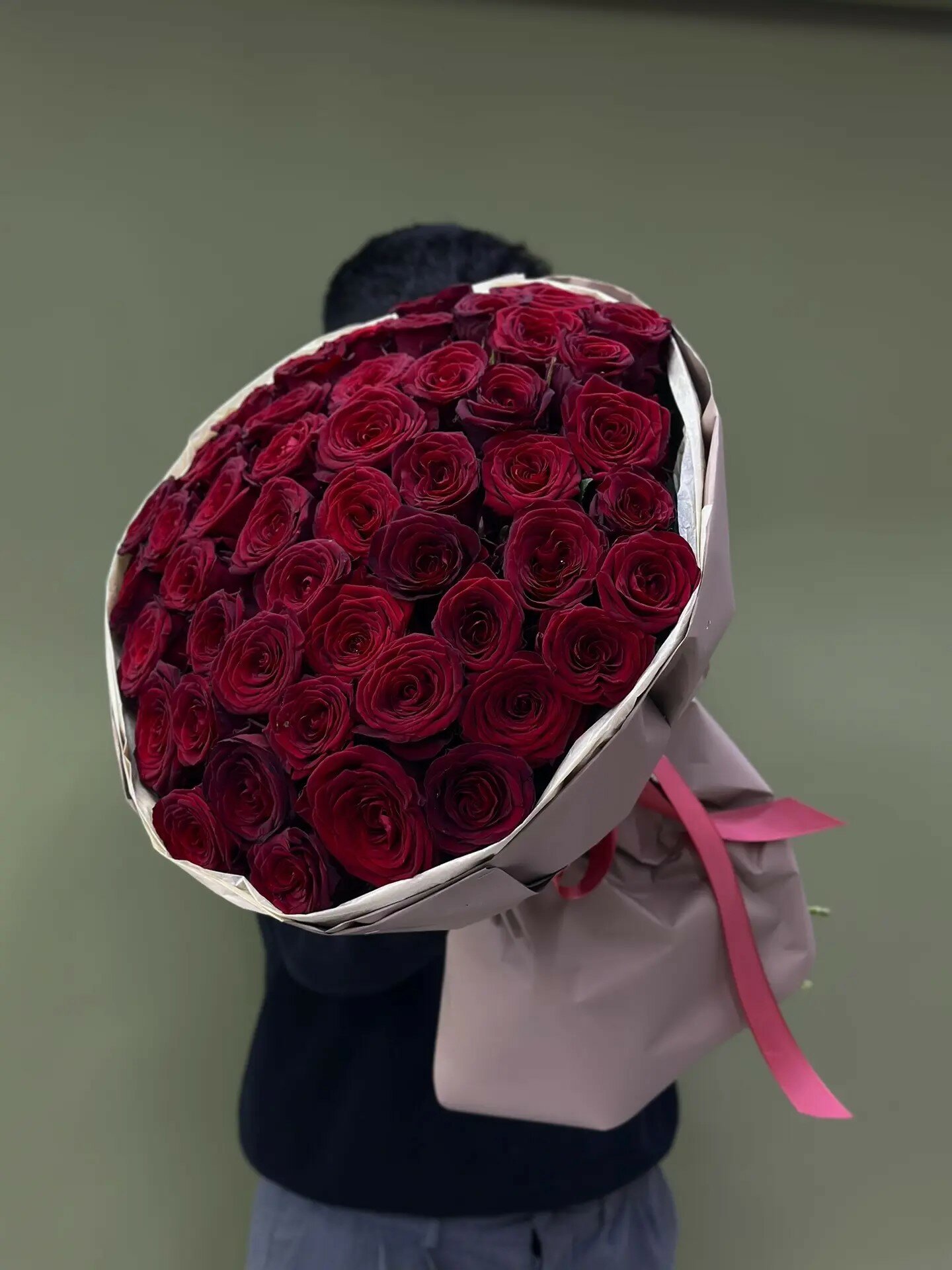 «Бархатный монолит»: 51 роза Red Naomi премиум, высота 60 см – Blooming Bliss купить с доставкой