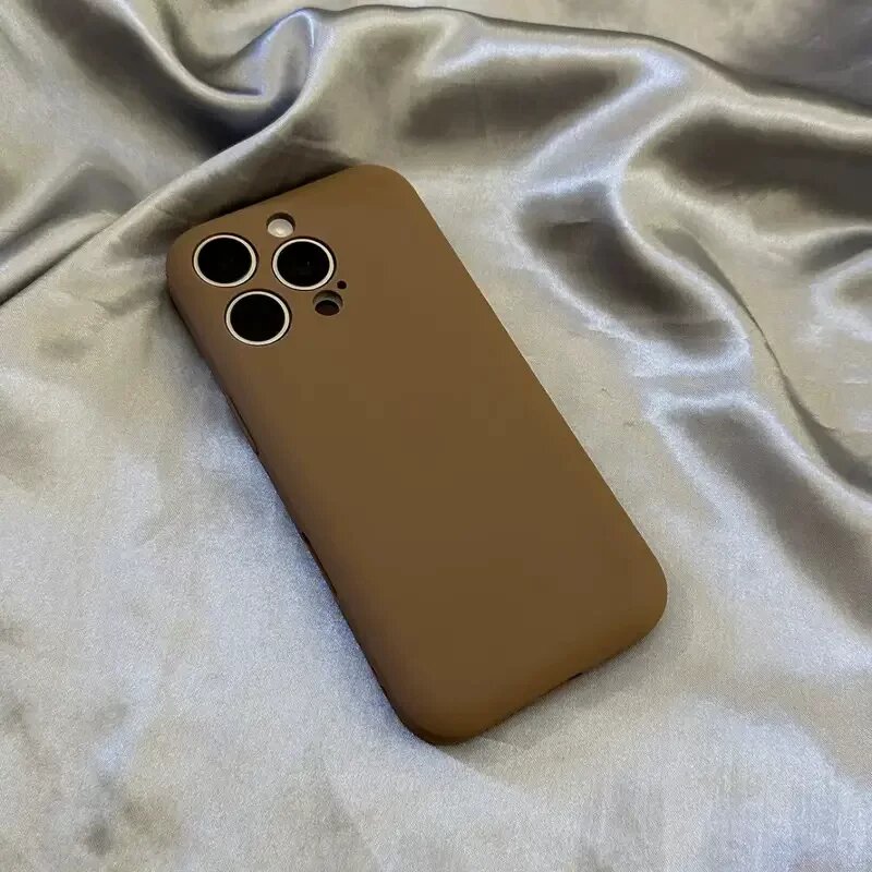 Чехол для iPhone 13 Pro из жидкого силикона коричневого цвета - полная защита от падений