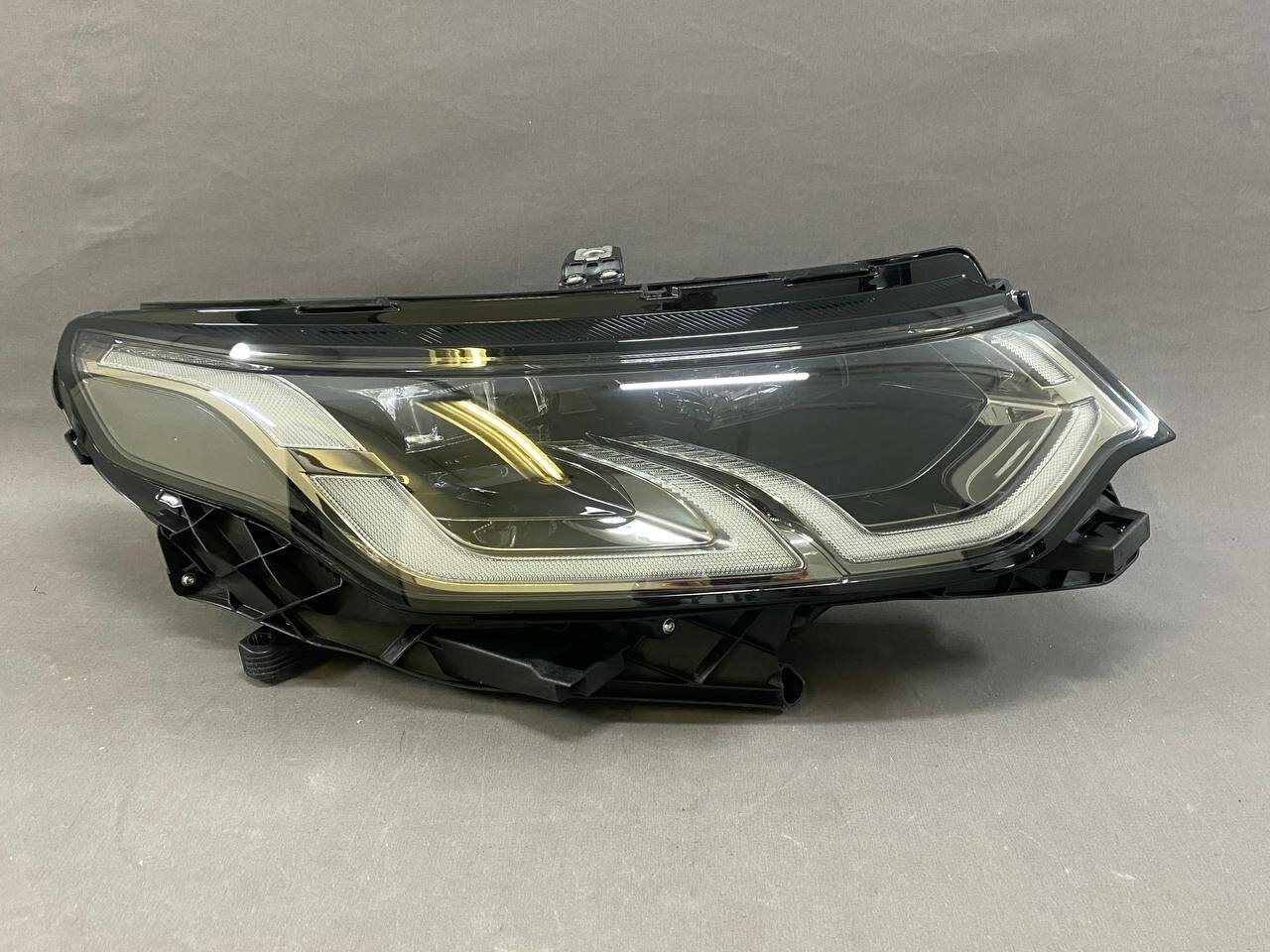 Фара правая Discovery Sport FS022R