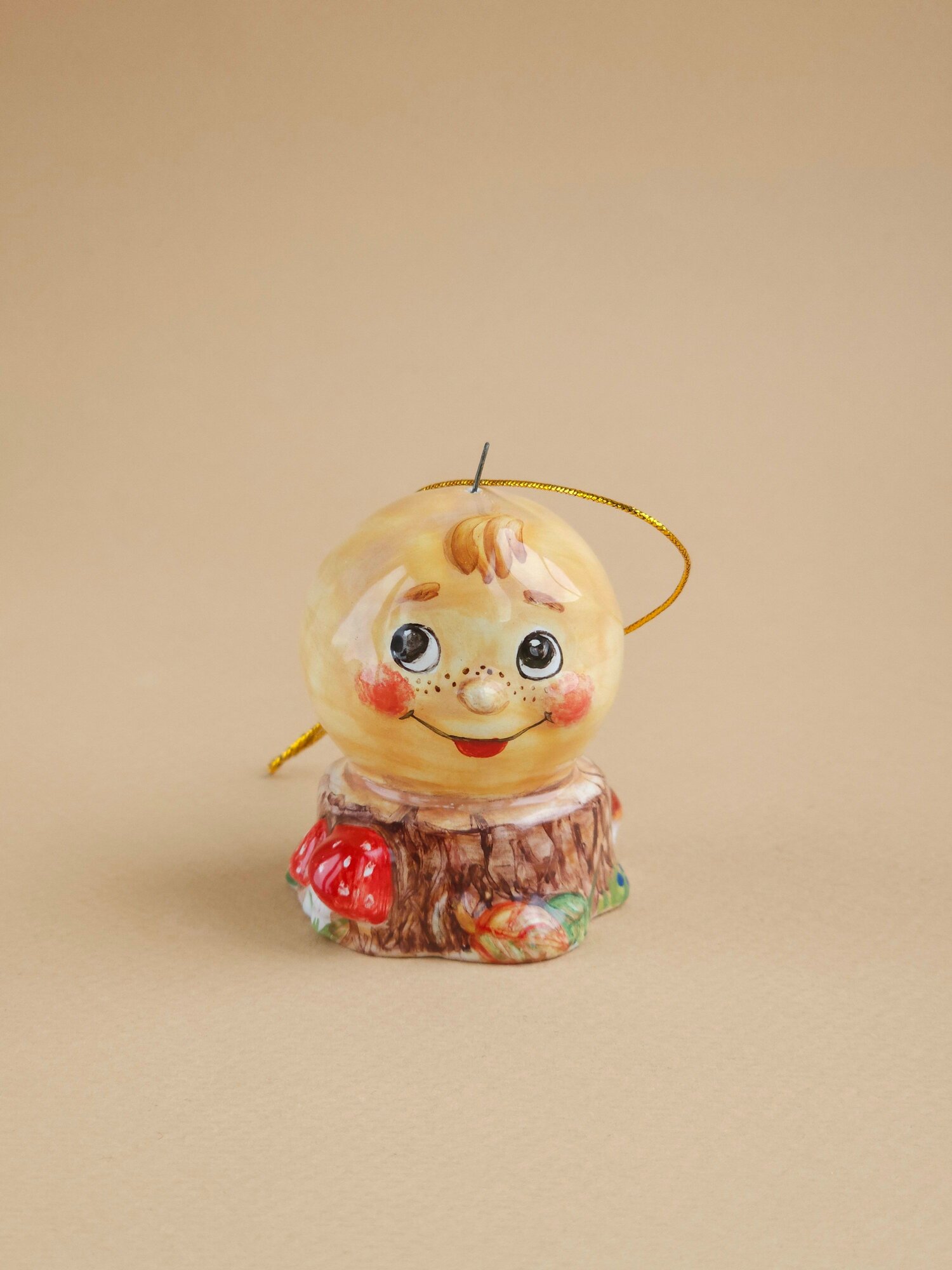 Ёлочная игрушка "Колобок на пеньке". Ярославская майолика. Керамика ручной работы. Сделано в России.