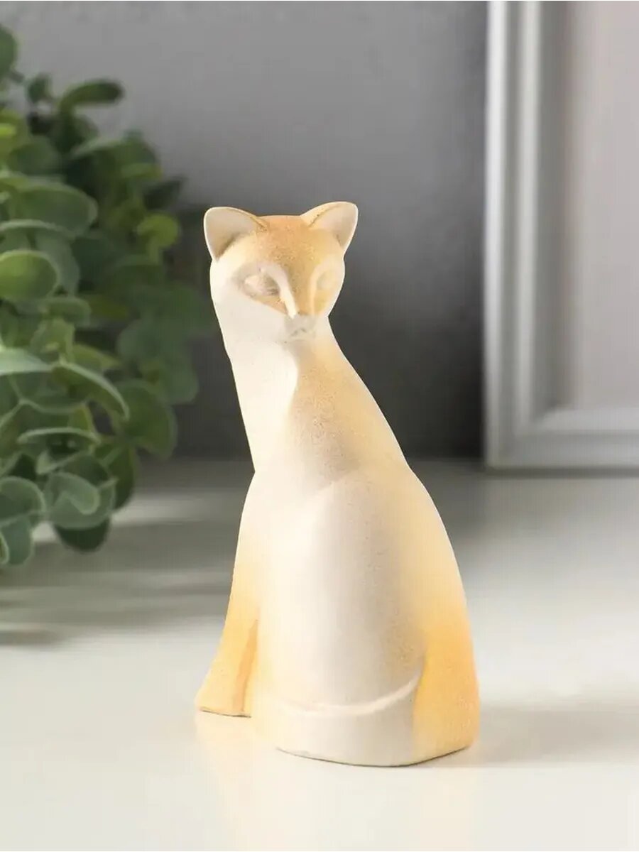 Стильная декоративная фигурка кошки в геометрическом стиле