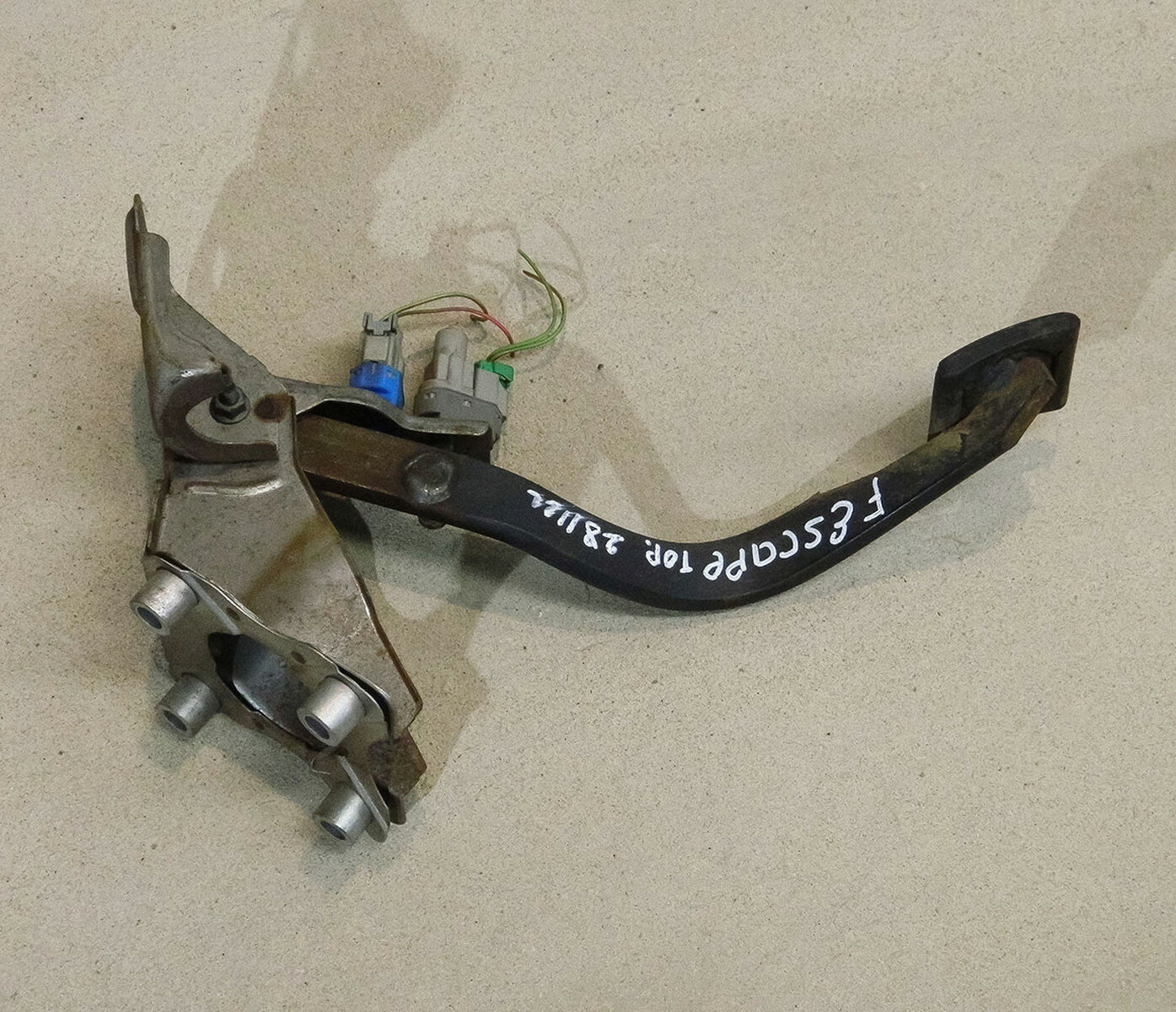 Педаль тормоза Ford Escape 1
