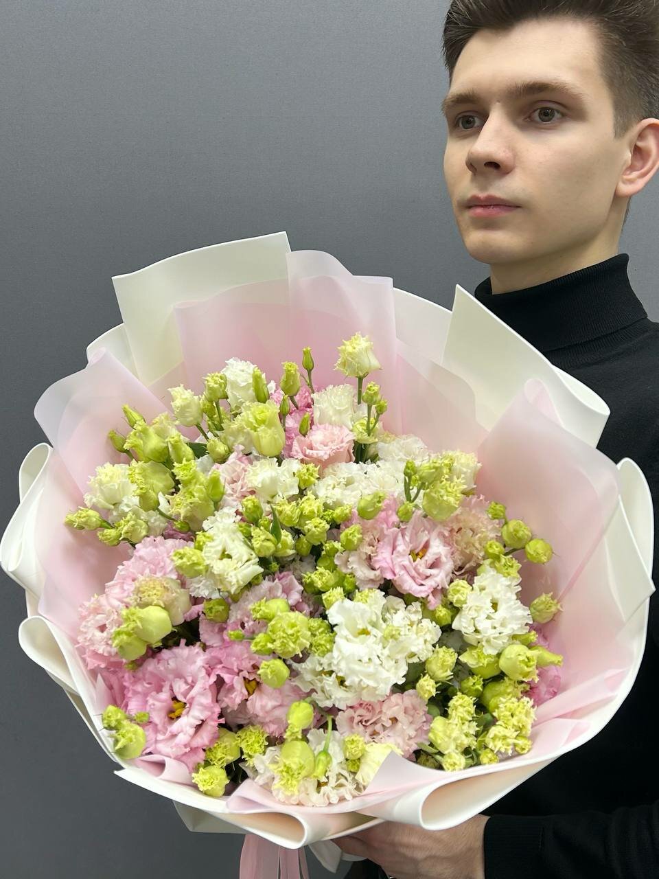 Монбукет из двух видов махровой эустомы 19 стеблей в белой упаковке