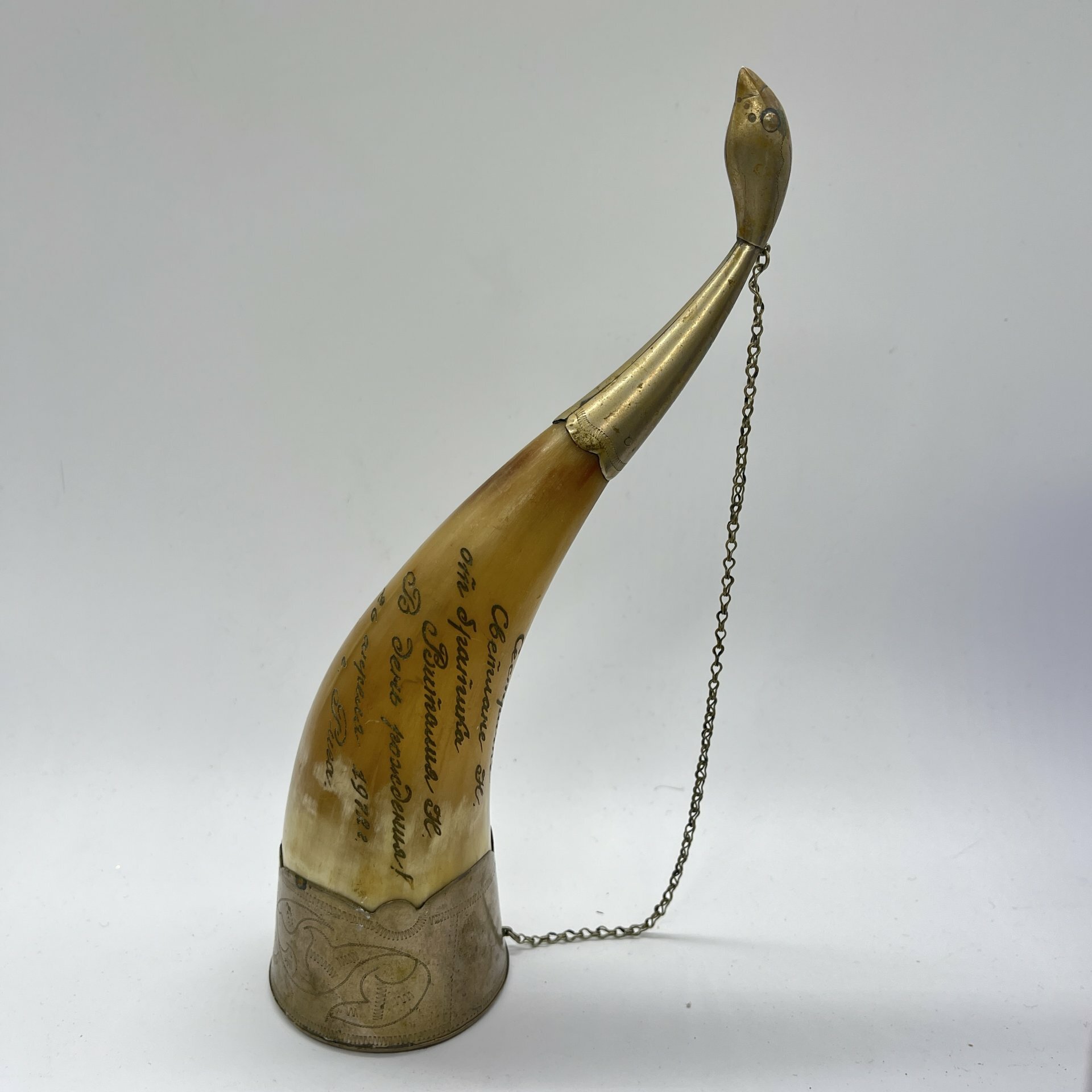 Рог изобилия (кубок для вина) с фигурным навершием и памятной надписью, металл