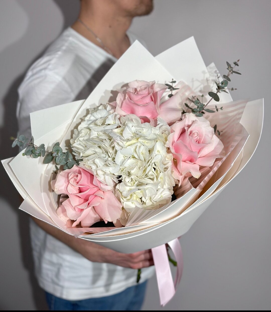 Сборный букет живых цветов, французские розы с ггортензией и эвкалиптом