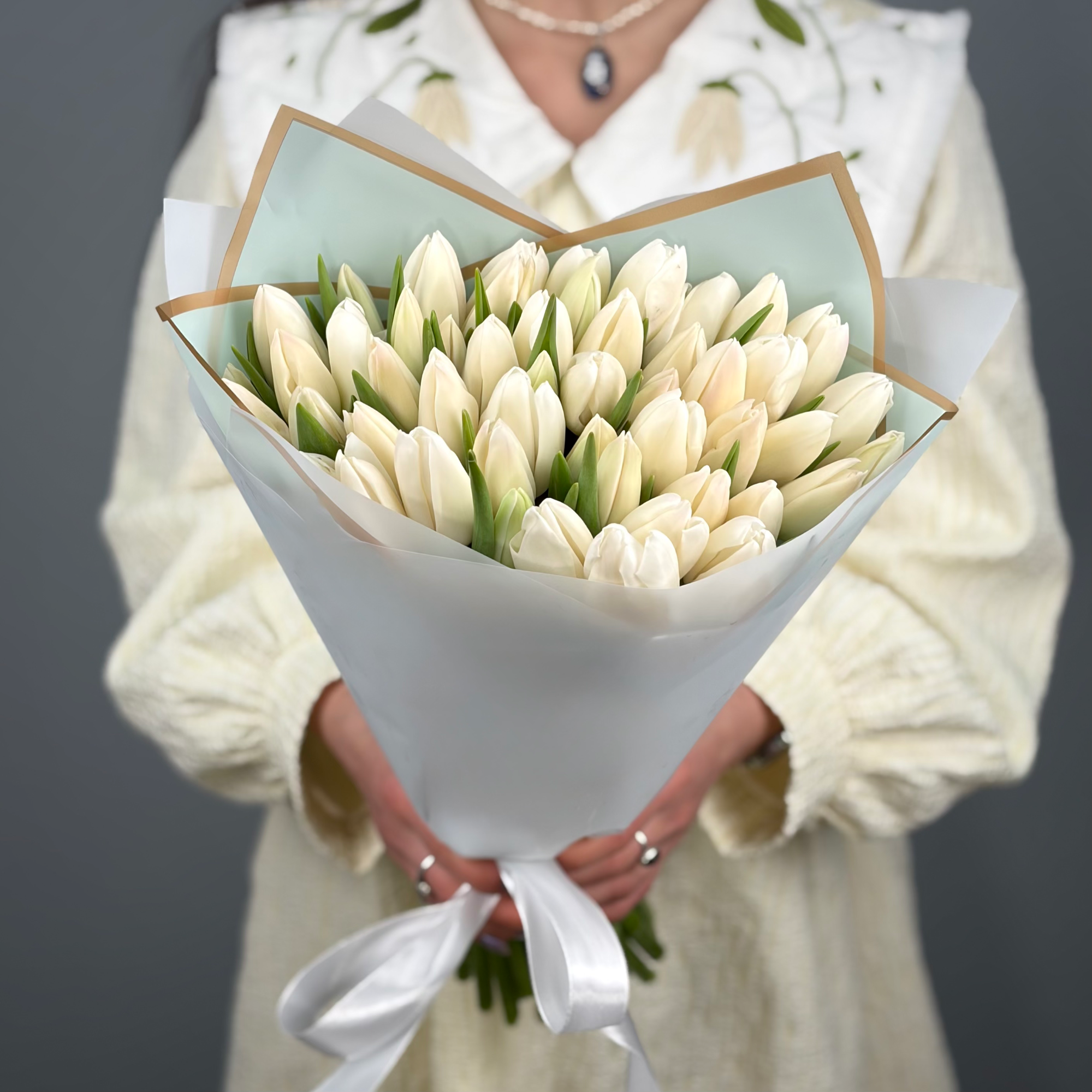 Букет из 51 белых тюльпанов в стильной упаковке. «365 Поводов» - живые цветы с доставкой