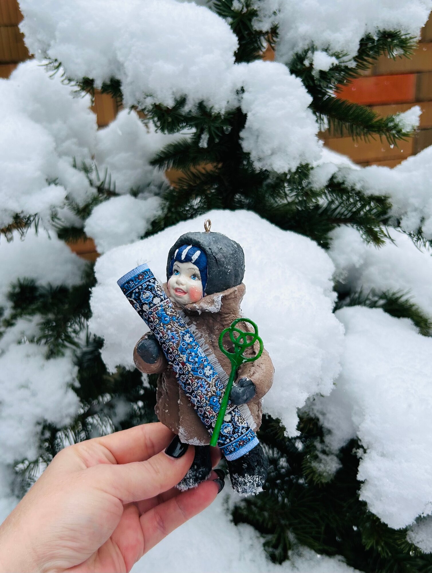 Ватная елочная игрушка - мальчик с ковром