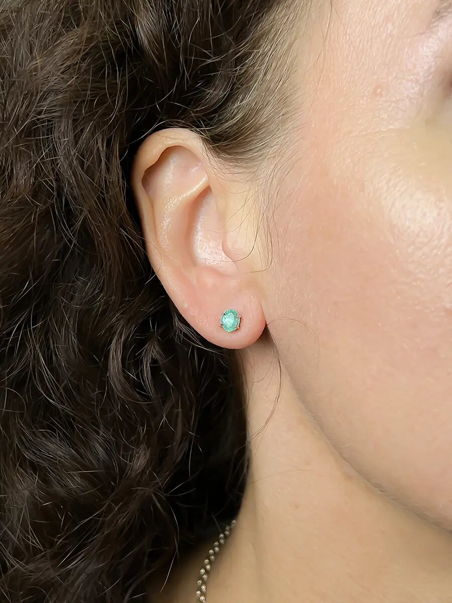 Серьги пусеты Кристалл Мечты, белое золото, 375 проба, родирование, изумруд