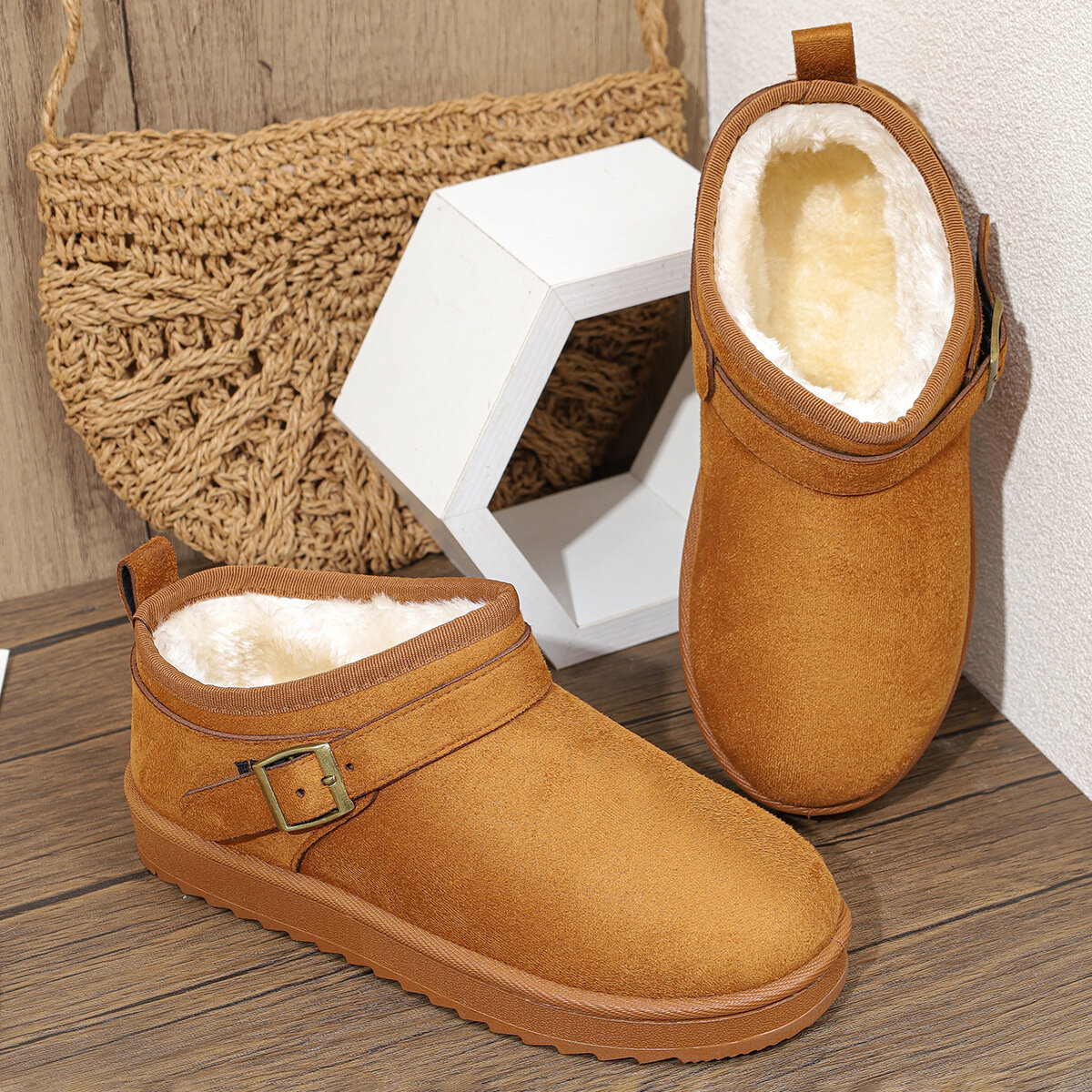 Женские зимние ботинки на толстой подошве, модель 2025 года, новый стиль, хлопковые туфли с пряжкой на ремне для ношения на открытом воздухе, а также короткие бархатные ботинки большого размера.