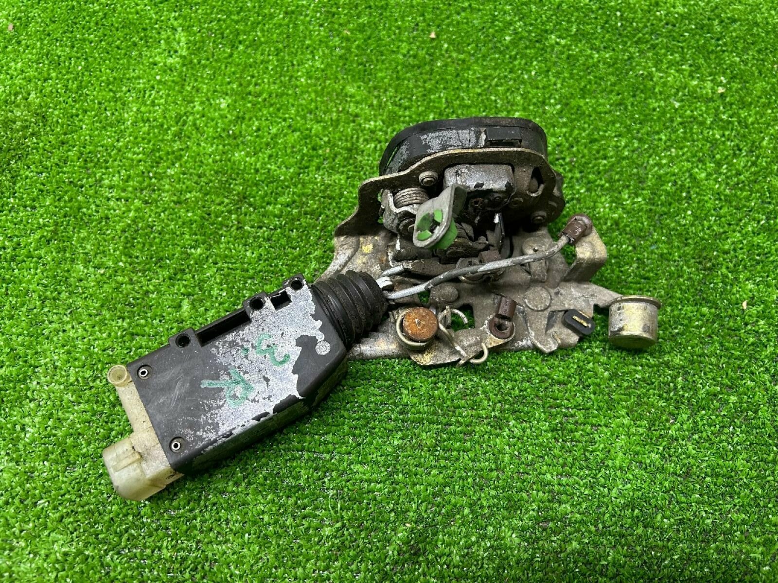 Замок двери задний правый Opel Omega b универсал