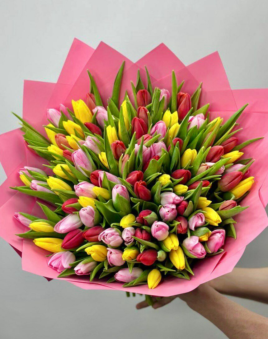 Букет из голландских тюльпанов "Яркий Микс" 75 шт. от FlowersGo