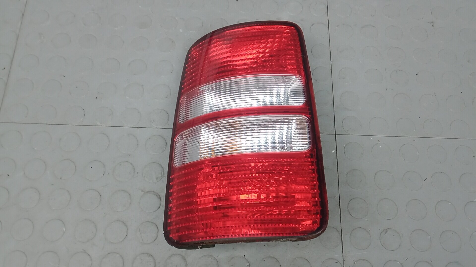 Фонарь задний левый VOLKSWAGEN CADDY 3