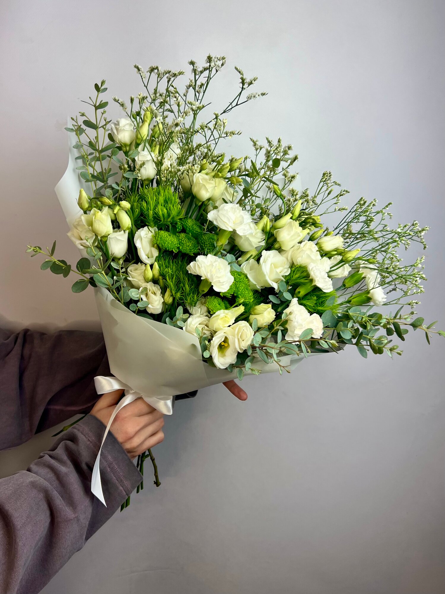 Сборный букет с сантини, диантусом и эустомой в свежих светло-зеленых тонах