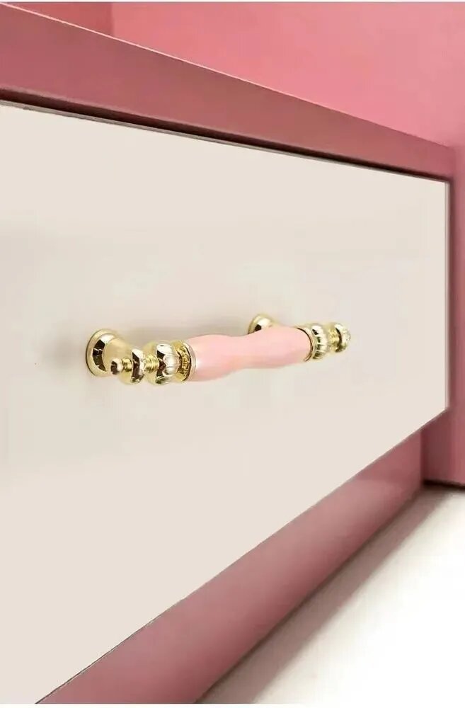 Ручка мебельная с розовой керамической вставкой и золотистыми деталями для комодов