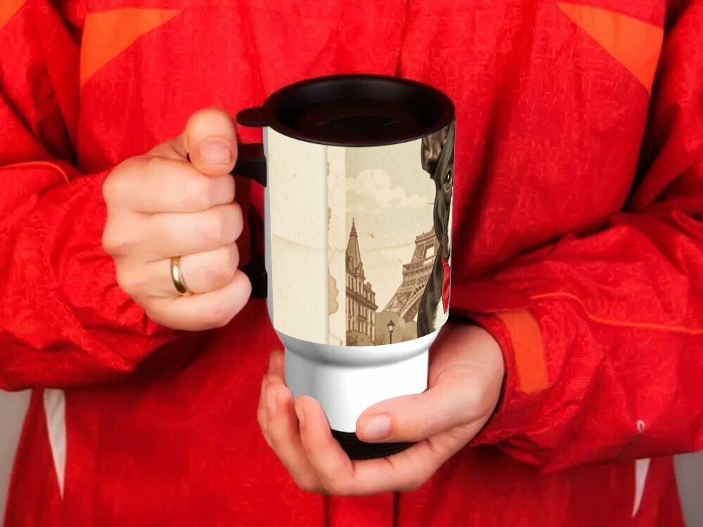 Тремокружка для авто с принтом "Бульдог с красной бабочкой в Париже. Очаровательный пес в стиле винтажной иллюстрации на фоне Эйфелевой башни, парижских улиц и мельницы." 0.5 л.