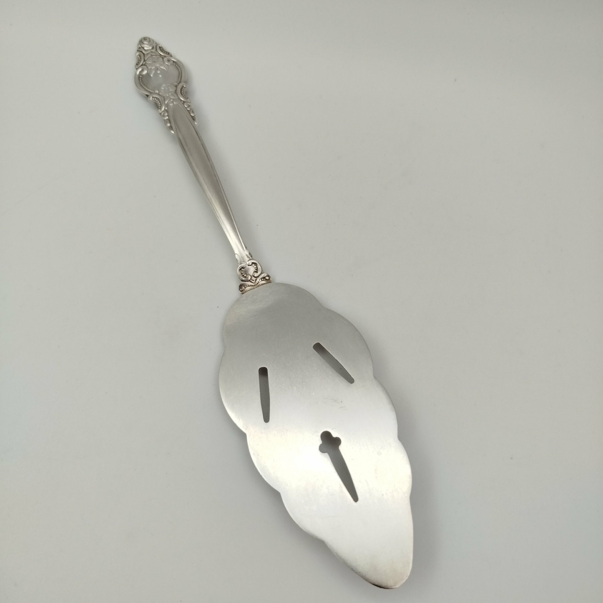 Лопатка сервировочная с растительным декором, мНЦ (медь-никель-цинк)