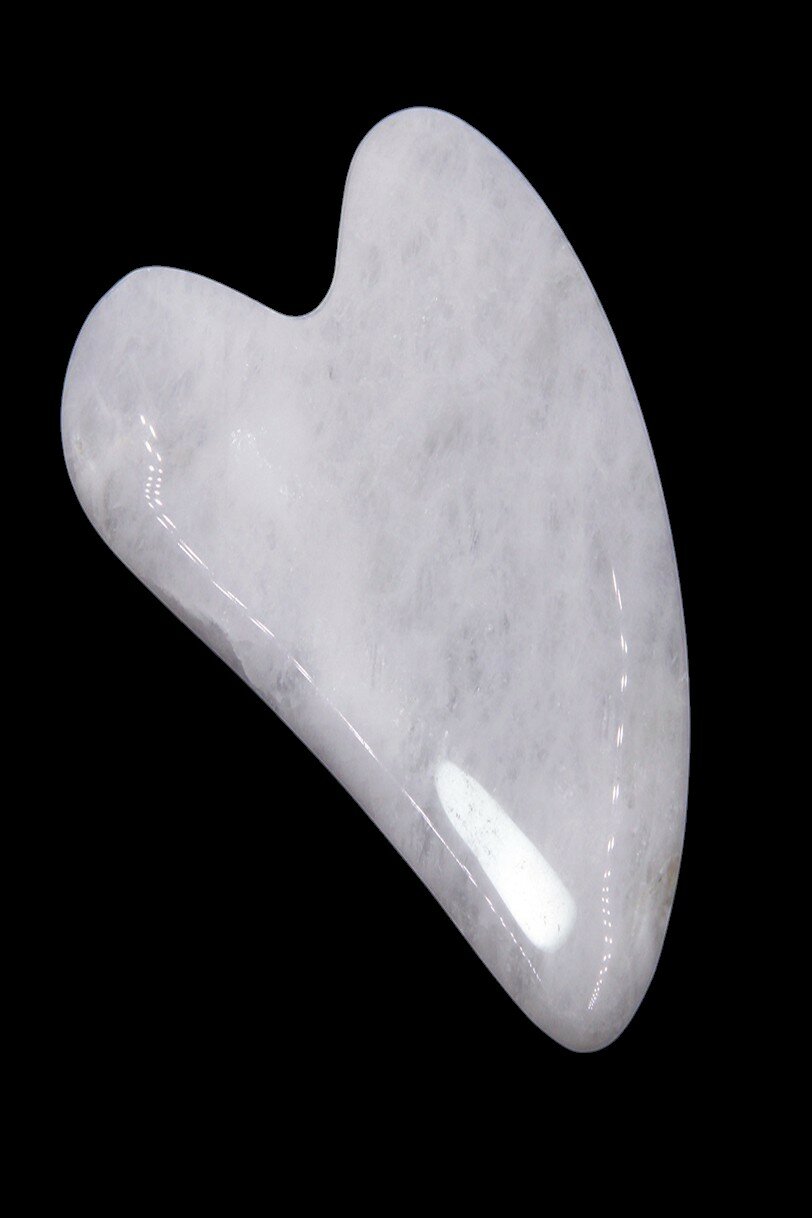 Массажер скребок маленькое сердечко гуаша, горный хрусталь (7 на 4 см.), 1 шт.