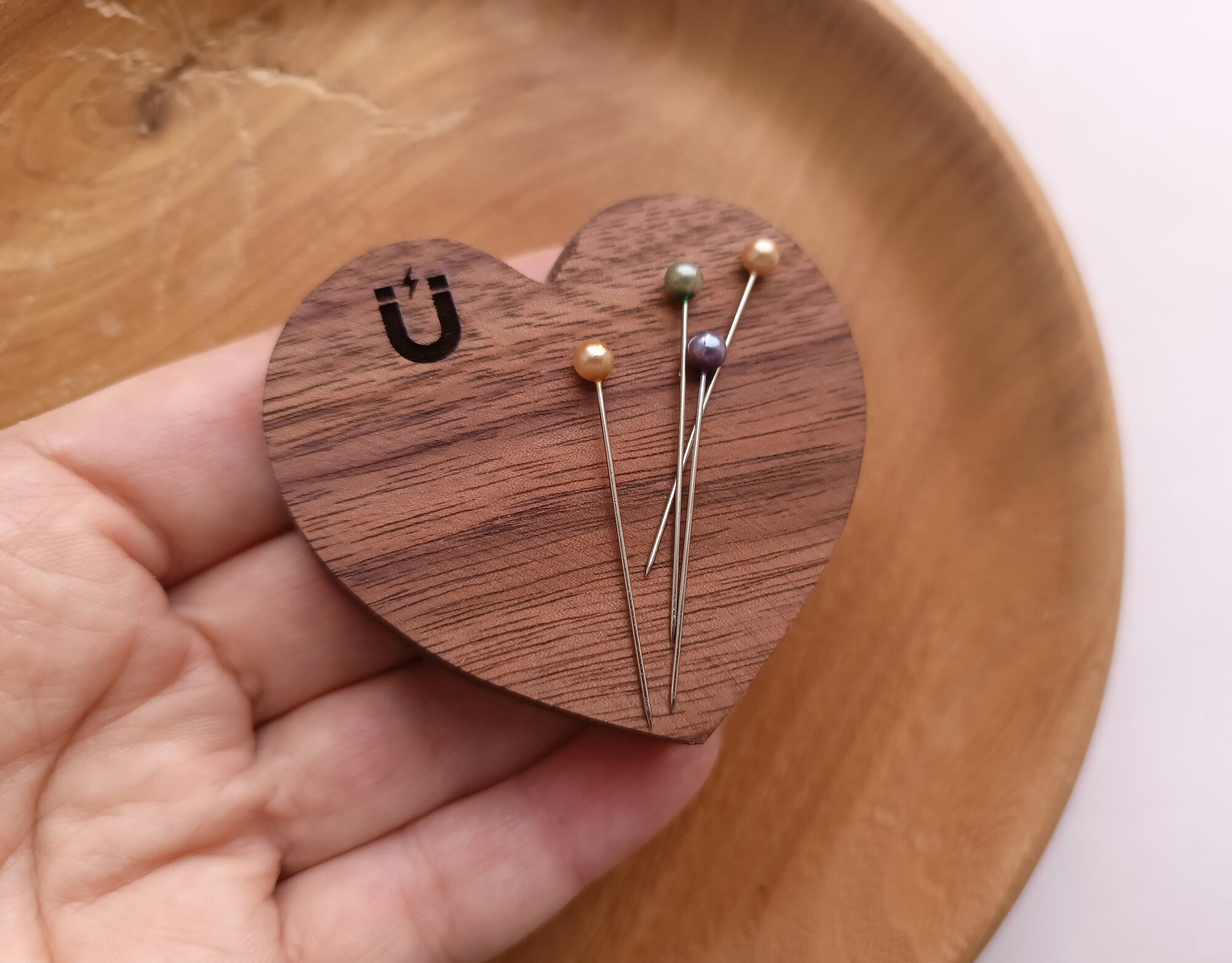 Магнитная игольница в форме сердца из массива Грецкого ореха