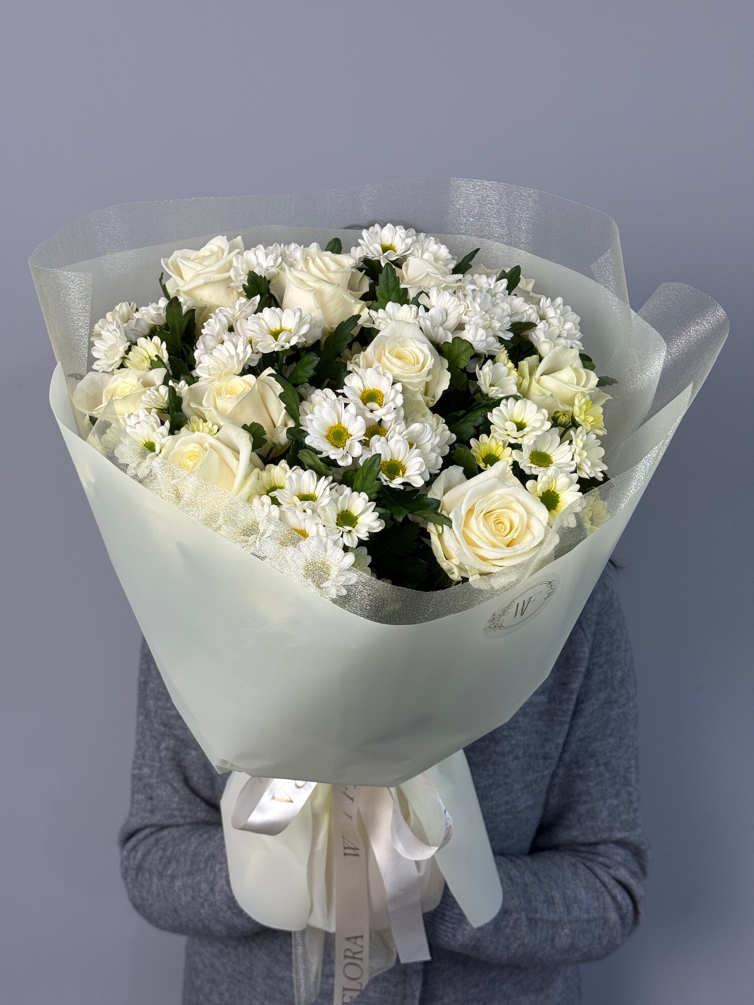 WEST FLORA Белая симфония: букет из хризантем Сантини и роз – купить с доставкой