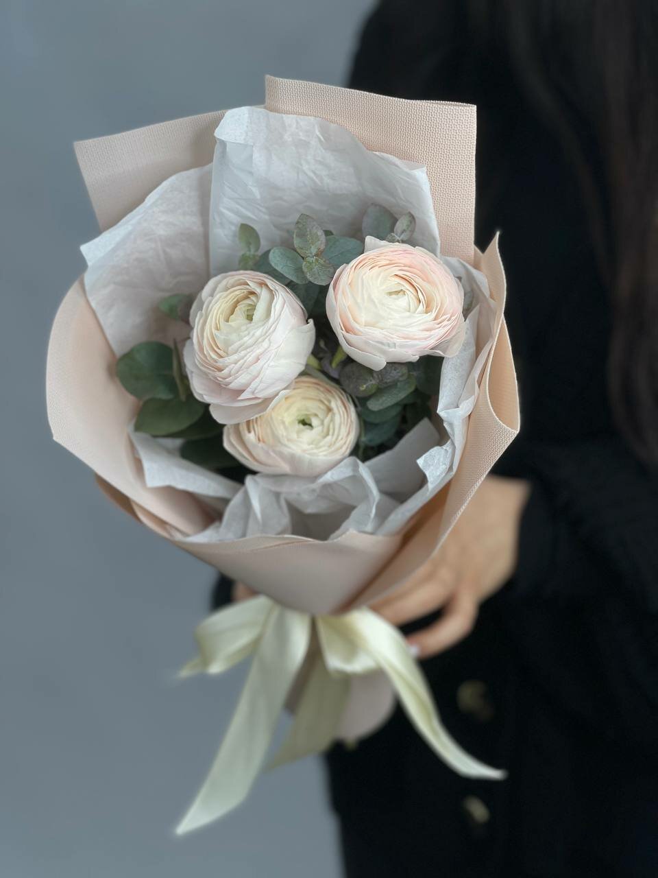 Букет-комплимент из 3 ранункулюсов ( лютиков) и эвкалипта