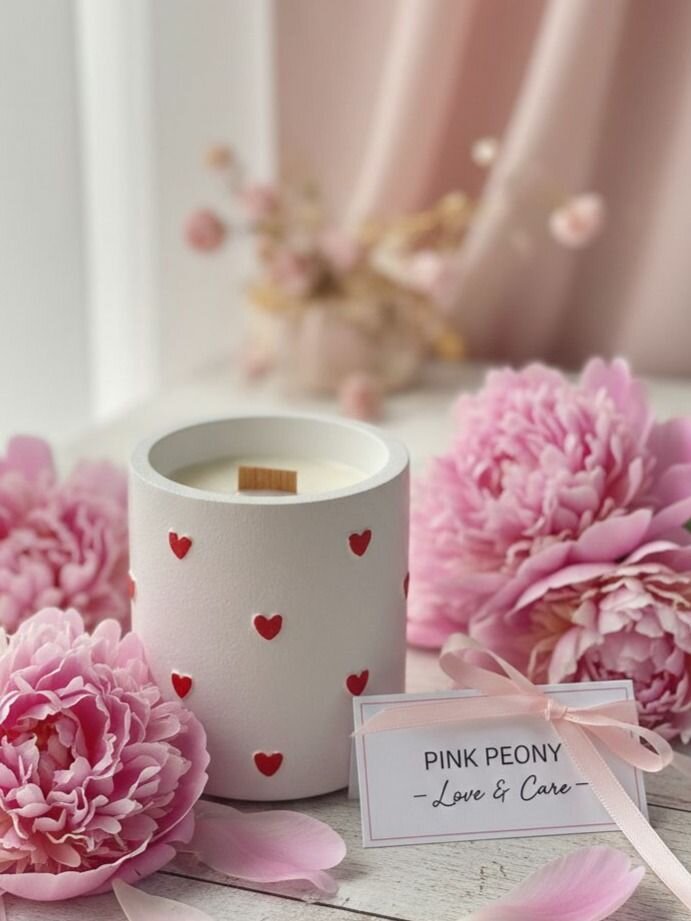 Свеча в гипсовом подсвечнике с сердечками с ароматом Розовый Пион