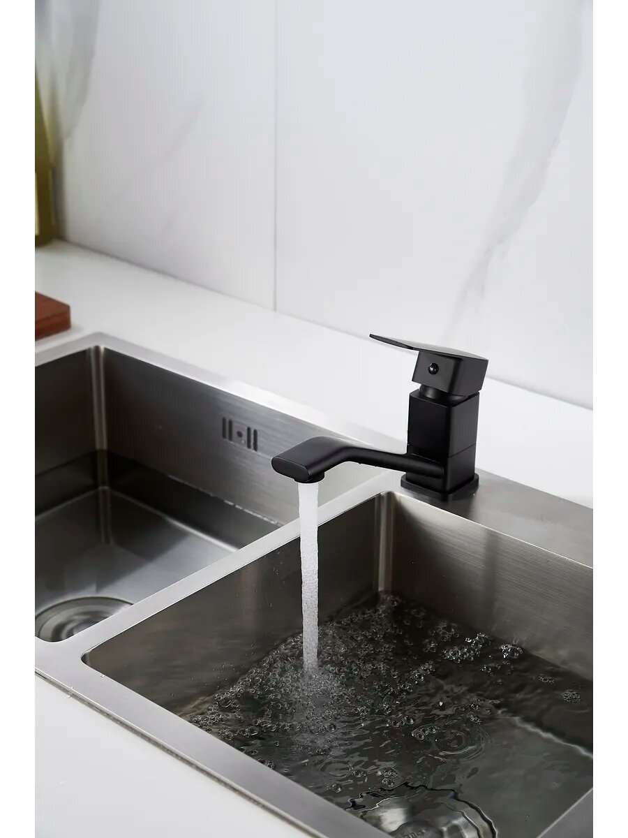 Смеситель для кухни однорычажный. Монтаж на одно отверстие