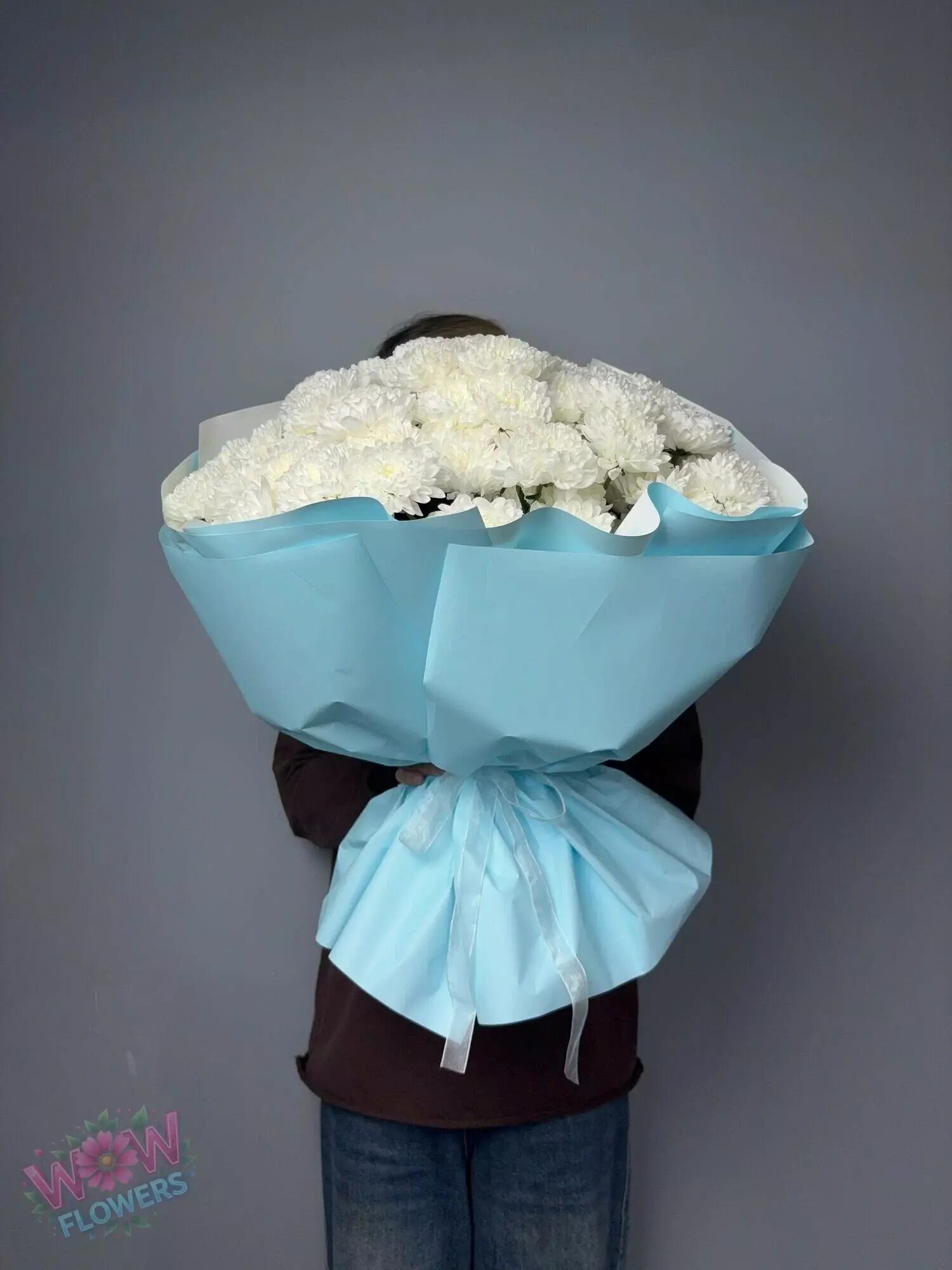 Белоснежный вальс: пышный букет из 25 кустовых хризантем – купить с доставкой