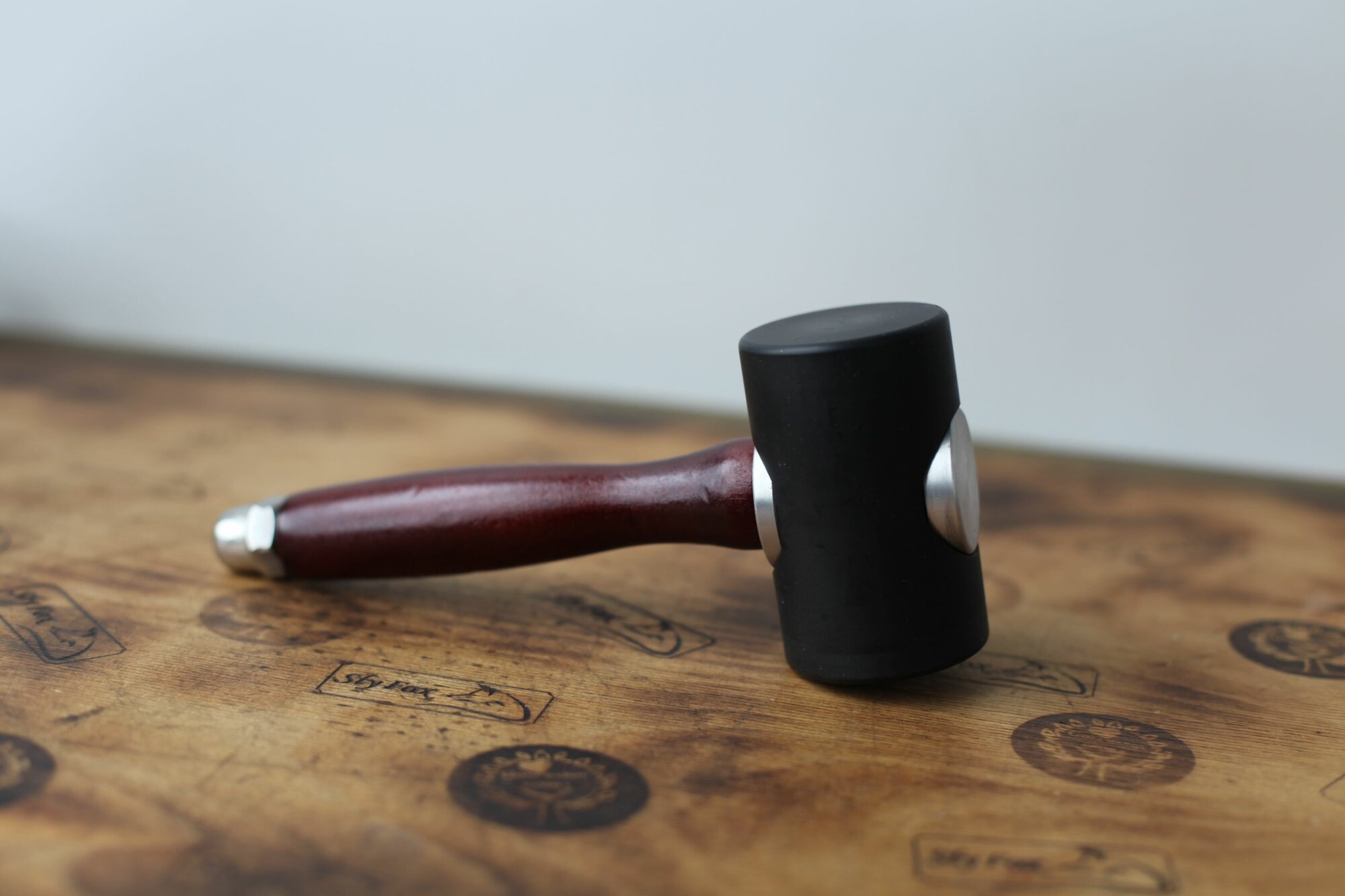 Киянка нейлоновая черная, вертикальная, деревянная ручка, 190 мм, 315г