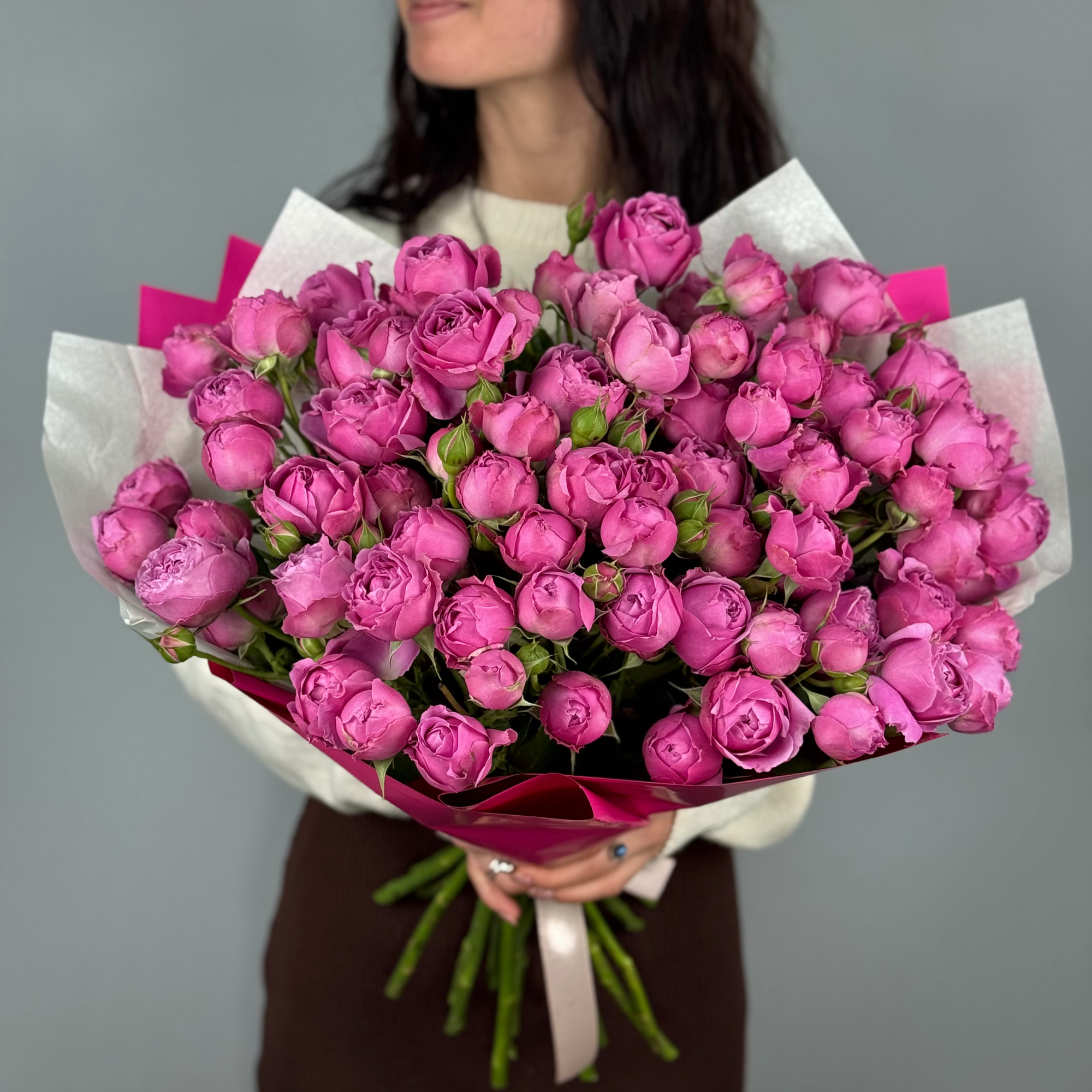 Букет из 21 кустовых пионовидных роз Мисти баблз в стильной упаковке. «365 Поводов» - живые цветы с доставкой