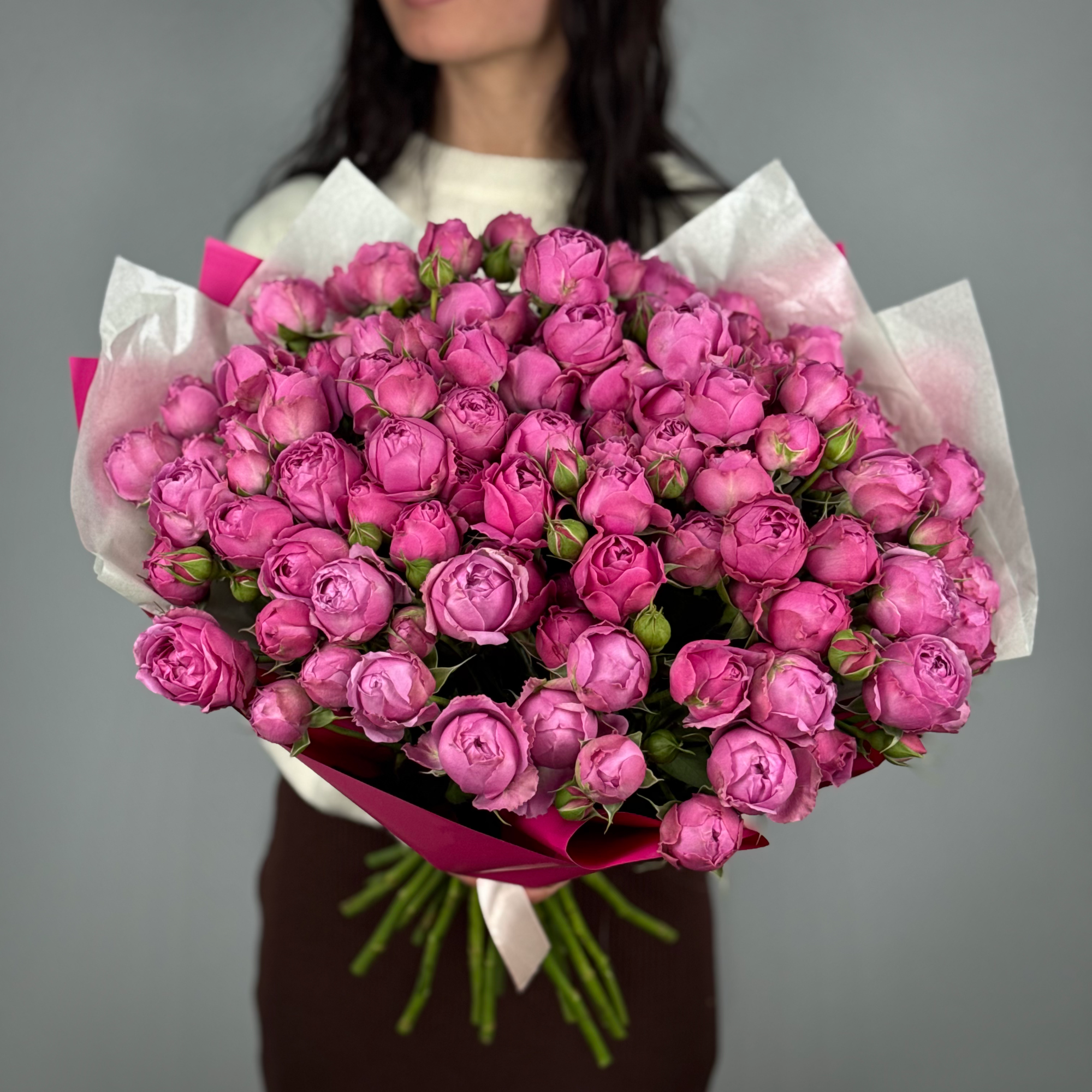 Букет из 25 кустовых пионовидных роз Мисти баблз в стильной упаковке. «365 Поводов» - живые цветы с доставкой