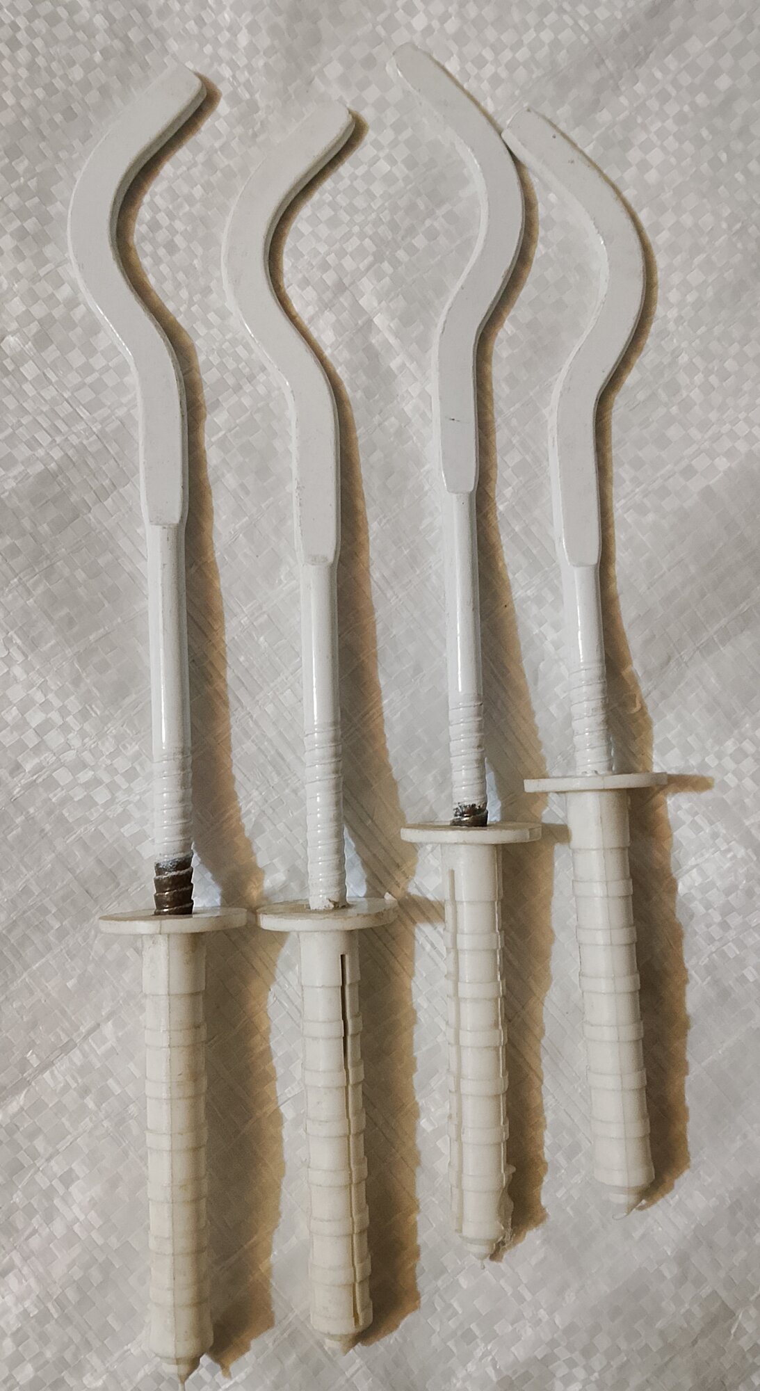 Кронштейн для крепления радиатора сплющенный с дюбелем, в комплекте 4 штуки,