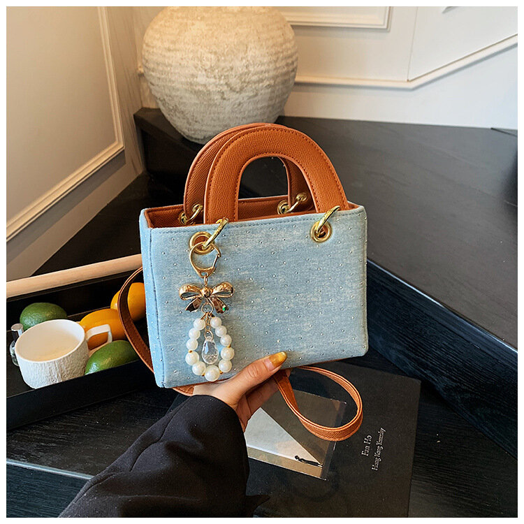 Женская джинсовая сумка для путешествий, новая модная нишевая сумка через плечо лета 2025 года, корейская версия с ощущением роскоши, сумка в стиле Lady Dior.