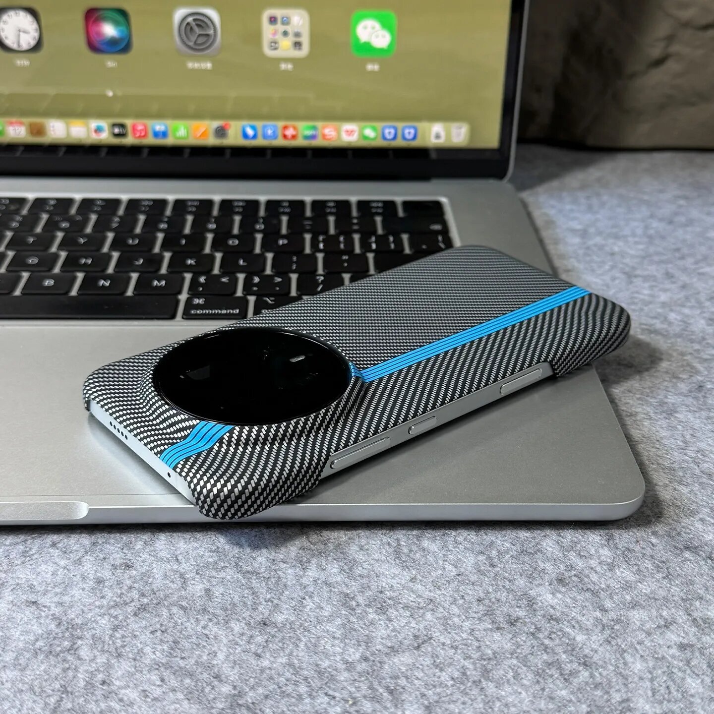 Чехол Honor Magic5 Pro серый карбоновый с полоской