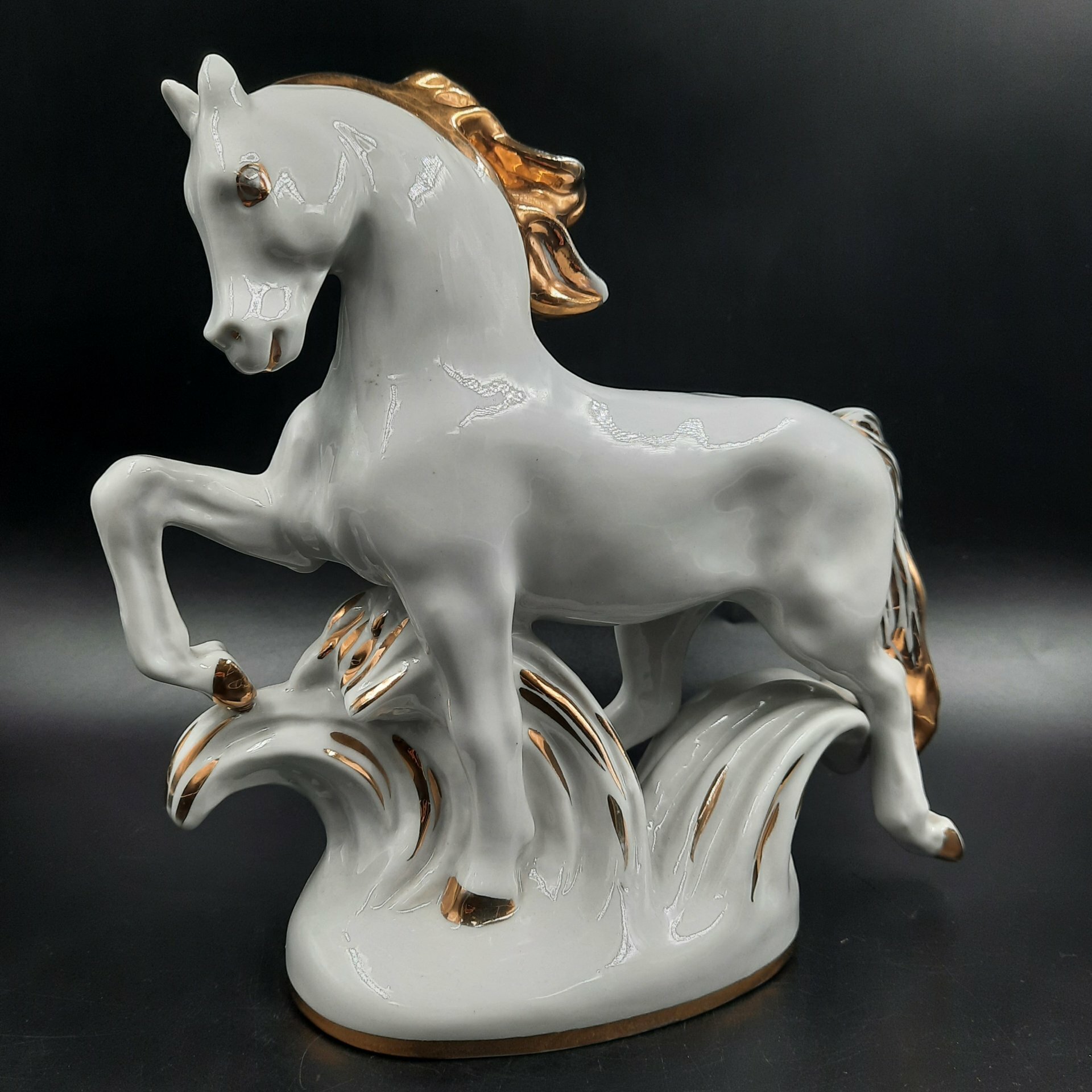 Статуэтка "Конь-огонь", автор формы И. С. Ефимов, фарфор, золочение