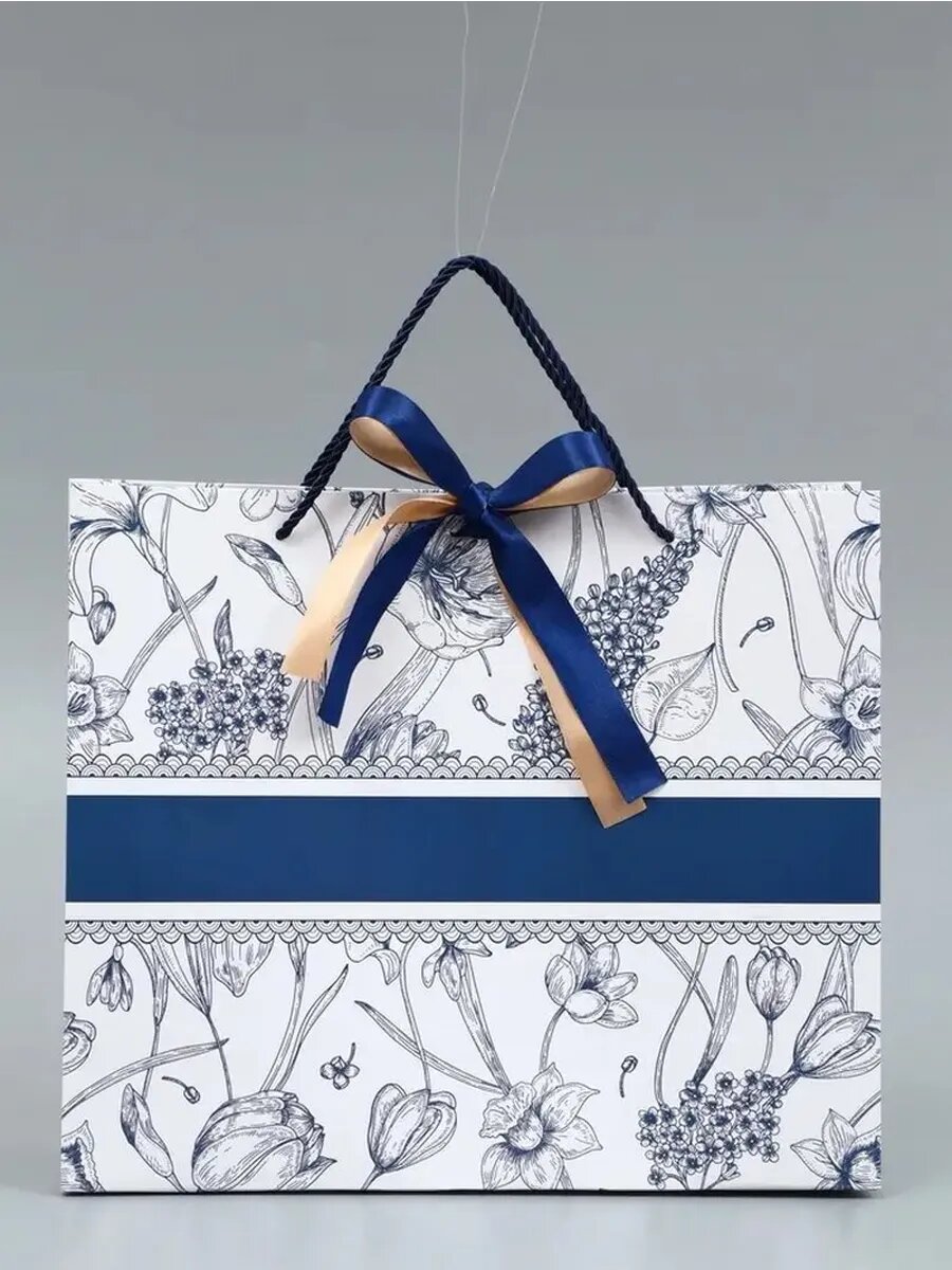 Подарочный пакет с цветочным дизайном и бантом