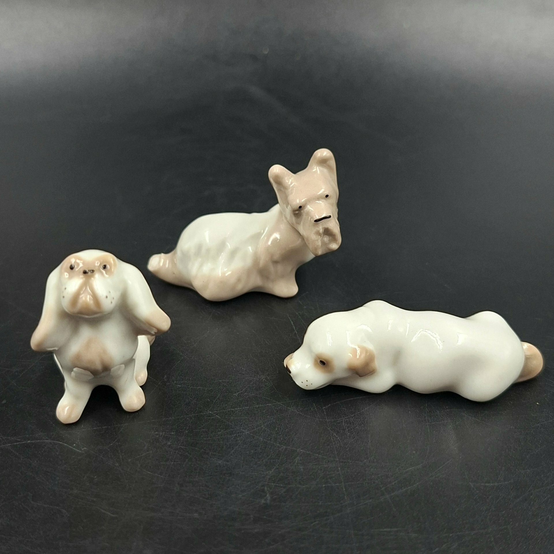 Набор из трех миниатюрных статуэток в виде собак, скульптор Н. Е. Муратов, фарфор