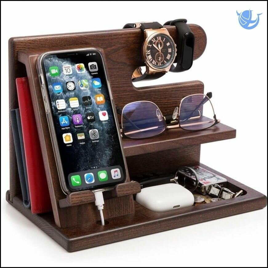 Эксклюзивный органайзер для рабочего стола, выполненный из дерева в темнокоричневом цвете, предназначен для хранения ваших аксессуаров, включая смартфон, ключи и наручные часы