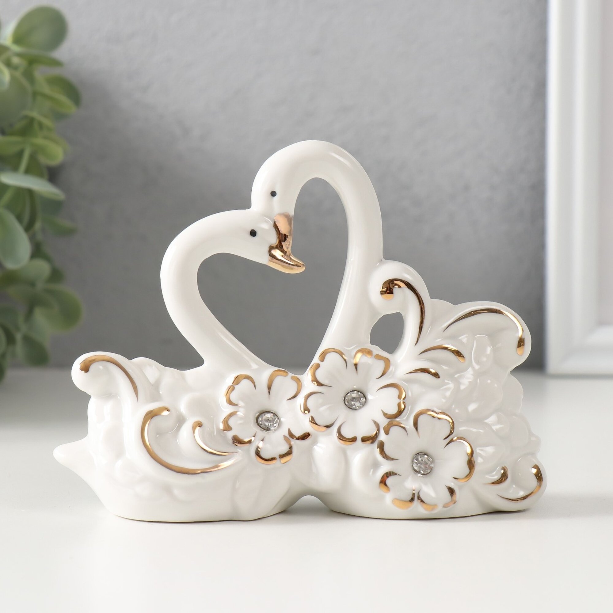 Фигурка керамика «Лебеди в цветах», белый, со стразами, 10×13.4×4.2 см