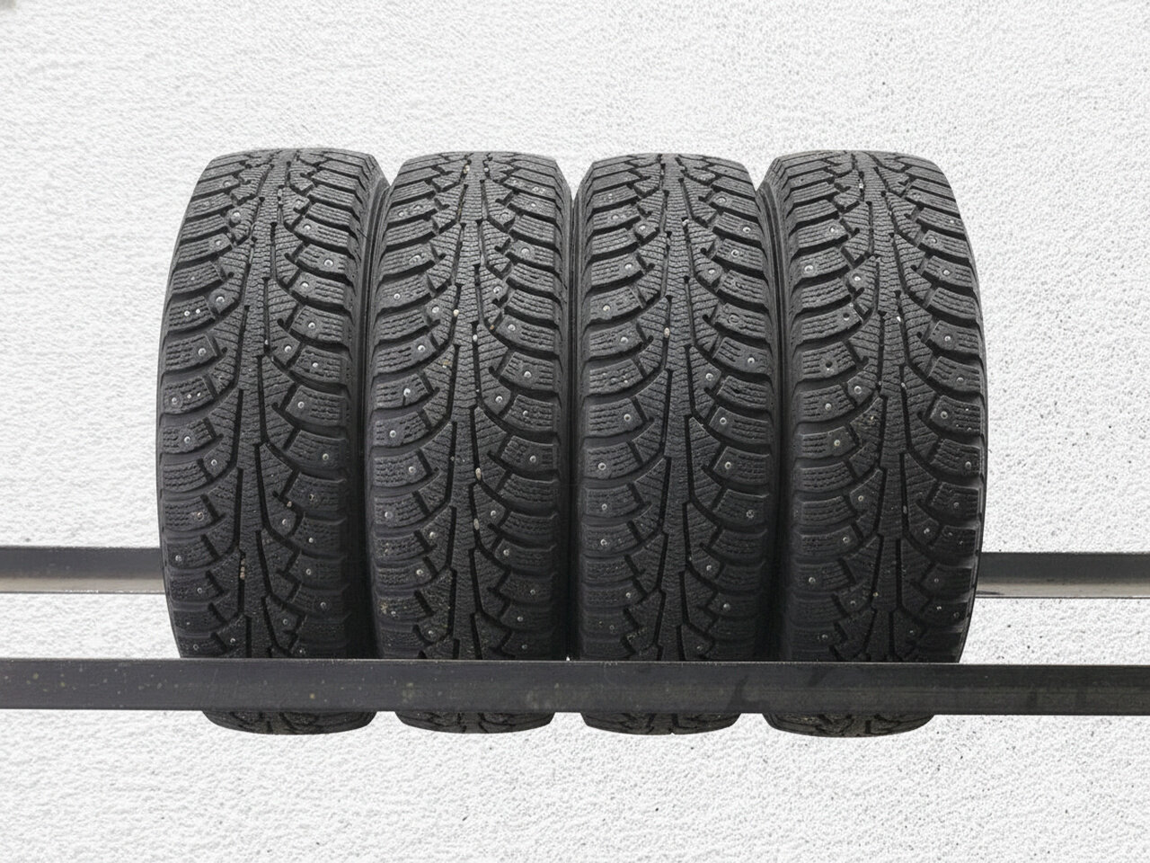 Комплект (4 шт) зимних БУ шин шипованные Nokian Tyres Nordman 5 175/65 R14 20% износ TSB053352