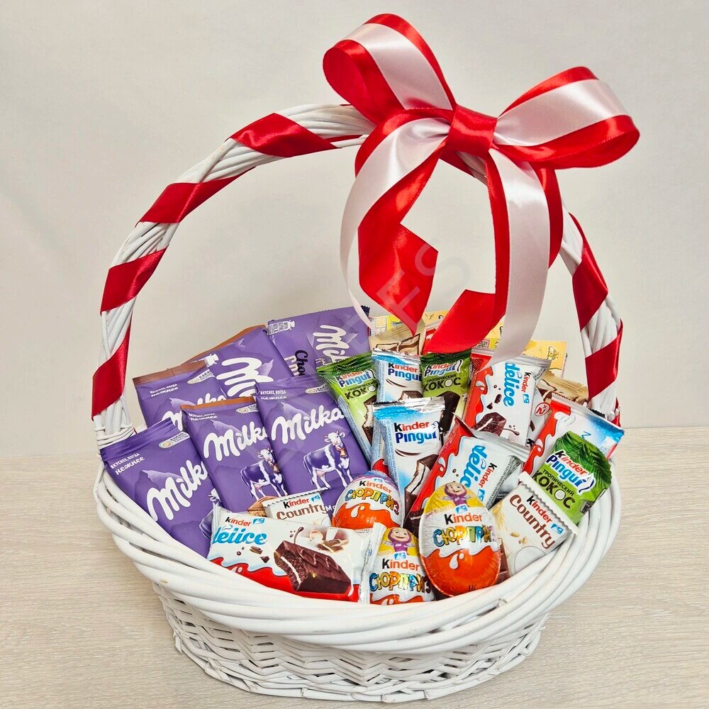 Сладкий набор в подарочной корзине "Милка и Киндер коллекция"