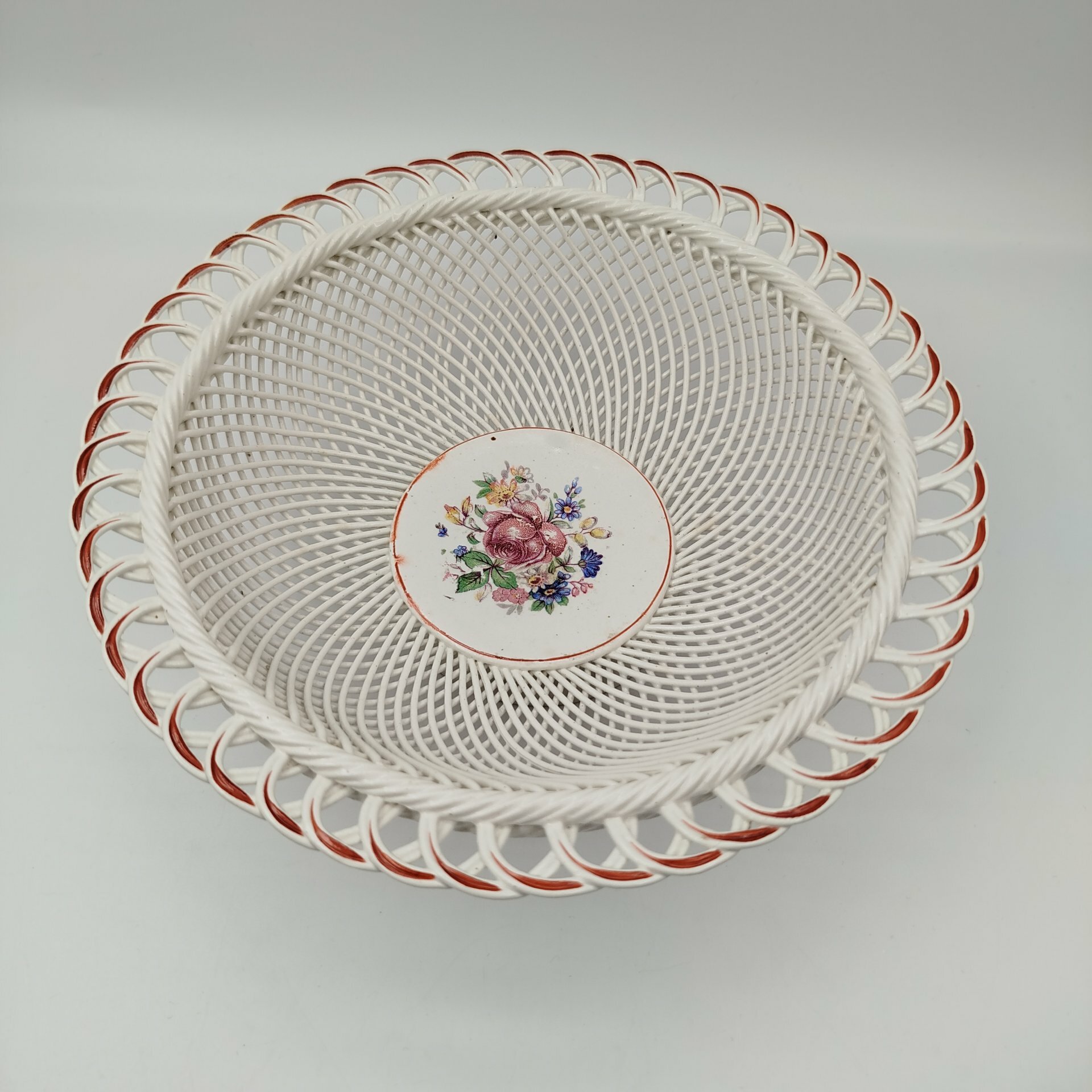 Сухарница с цветочным декором и прорезным бортом, фаянс, деколь