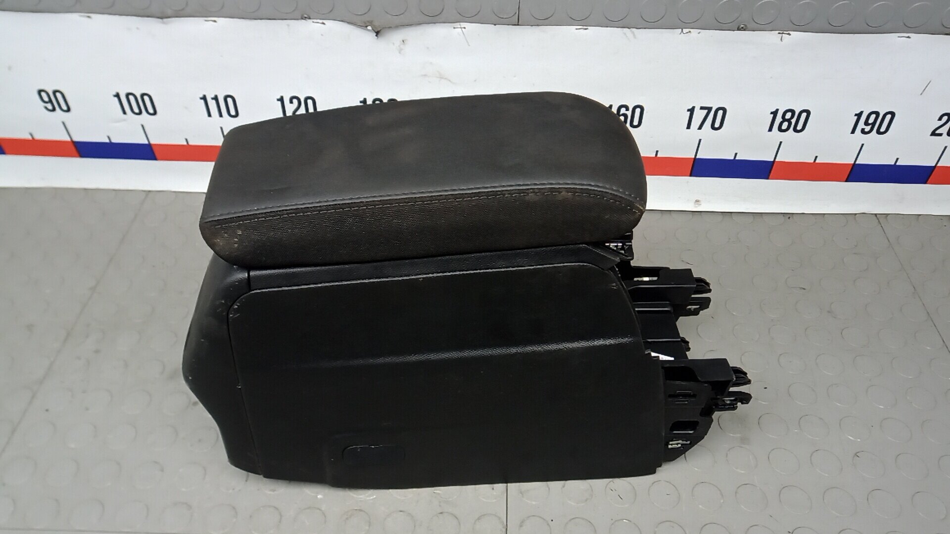 Подлокотник центральный PEUGEOT 2008 2