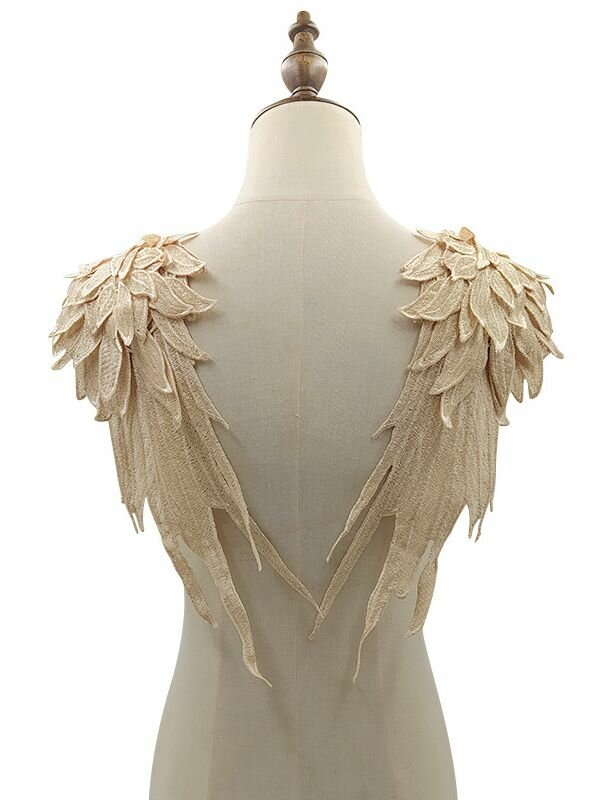 Многослойный кружевной воротник с вышитыми крыльями ангела