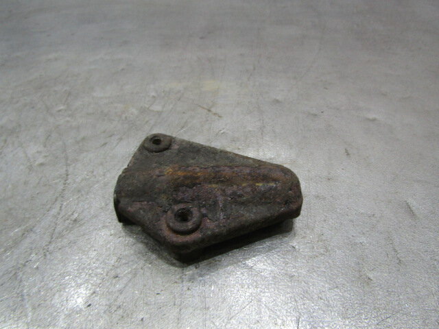 Кронштейн датчика ABS передней оси слева Renault T, есть повреждение