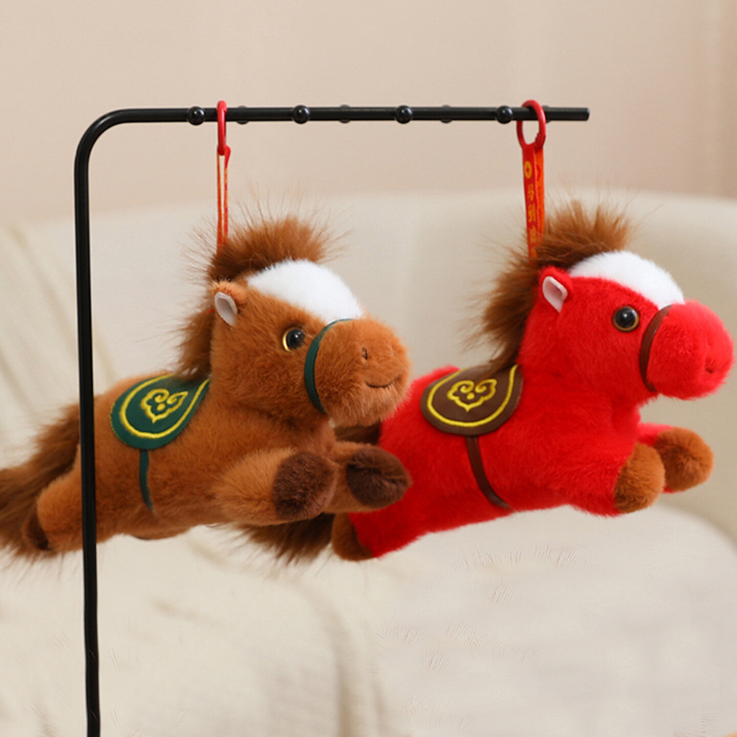 Талисманом Года Лошади является хладнокровный и отстраненный черный конь, который можно приобрести в виде брелока для сумки, небольшого кулона в виде лошади и плюшевой игрушки в подарок.