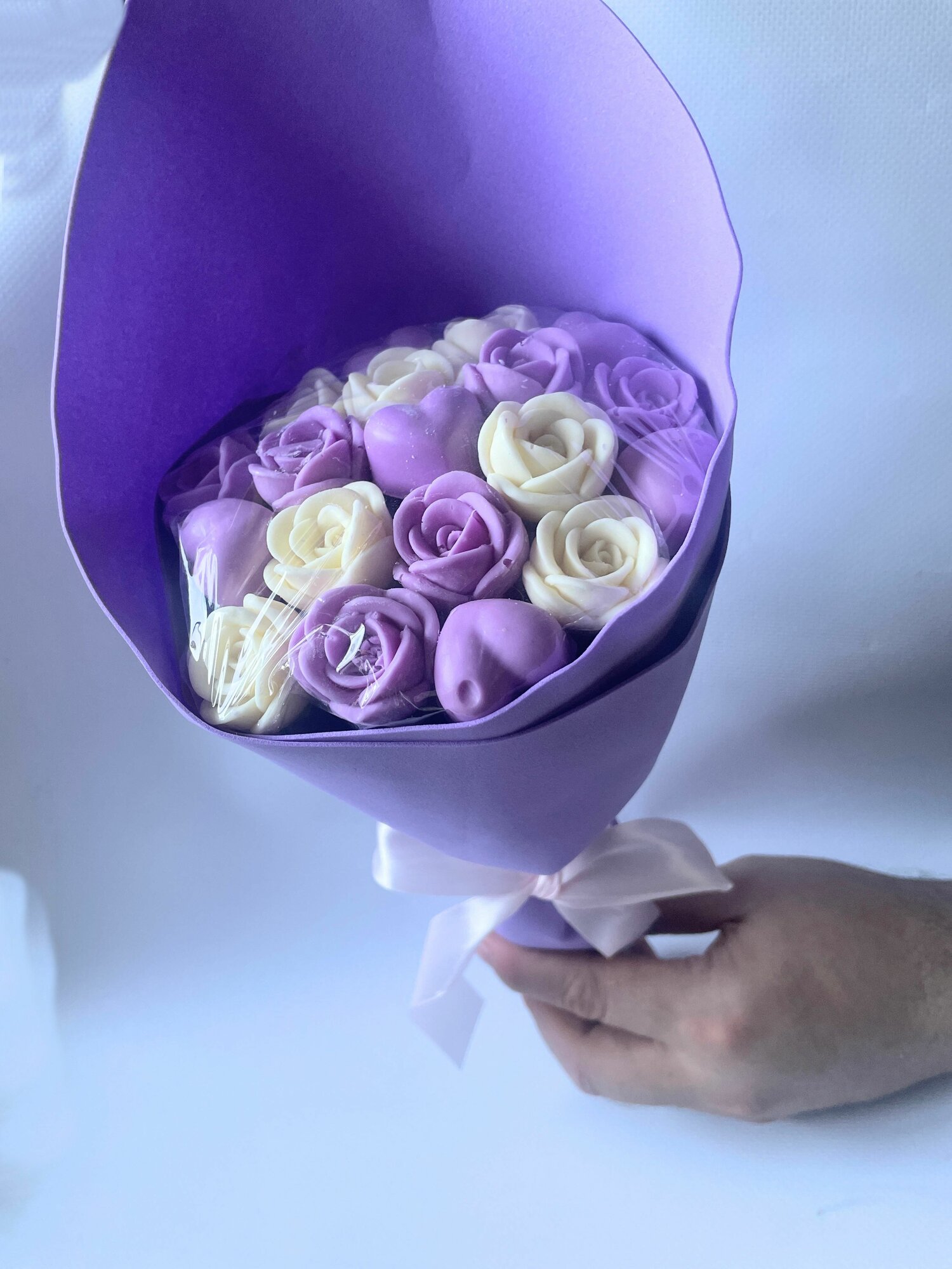 Сладкий шоколадный букет из конфет ShokoTrendy шоколадные розы сердечки