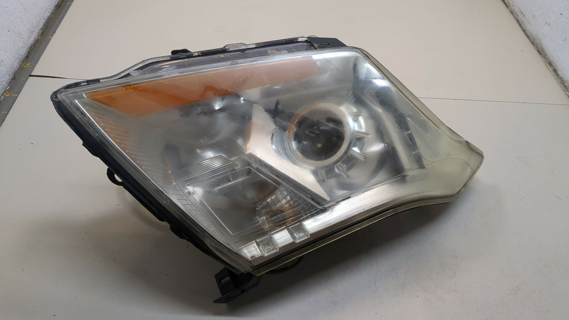 Фара (передняя) левая Cadillac SRX Б/У