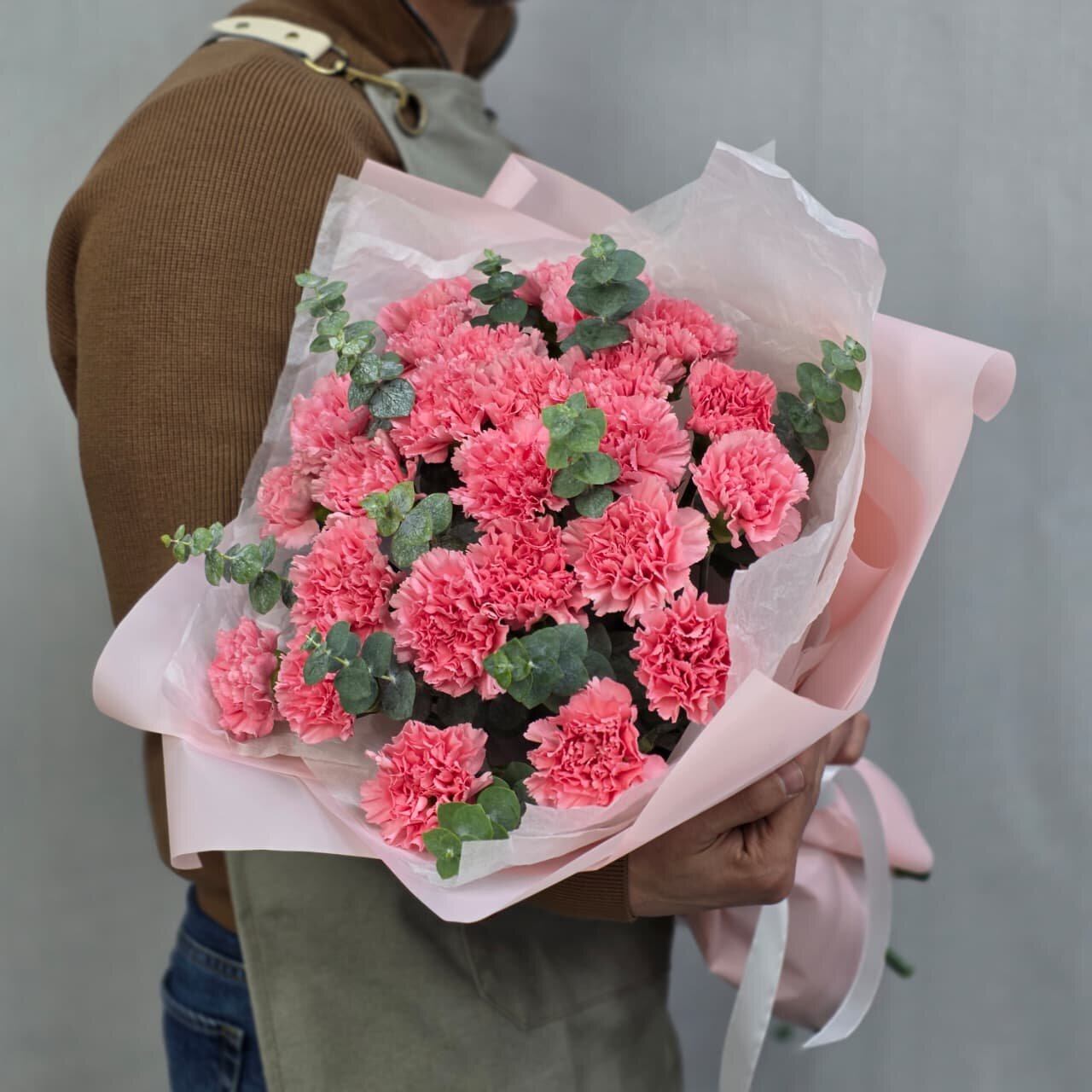 Букет "Диантус+Эвкалипт", розовый, 25 бутонов, упаковка из бумаги тишью, 55 см