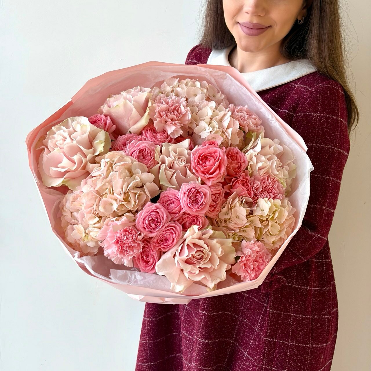 Букет гортензии, кустовые розы и диантус #951