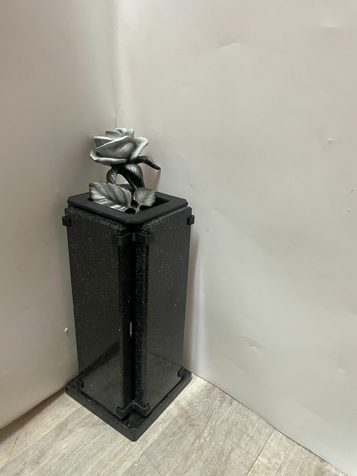 Ваза на кладбище 32см на могилу, гранит габбро